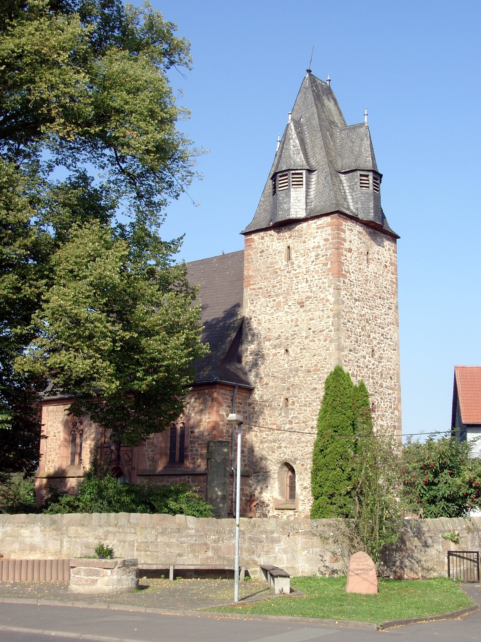 Das Bild zeigt die Wehrkirche in Weimar (Lahn) im Ortsteil Wenkbach ...