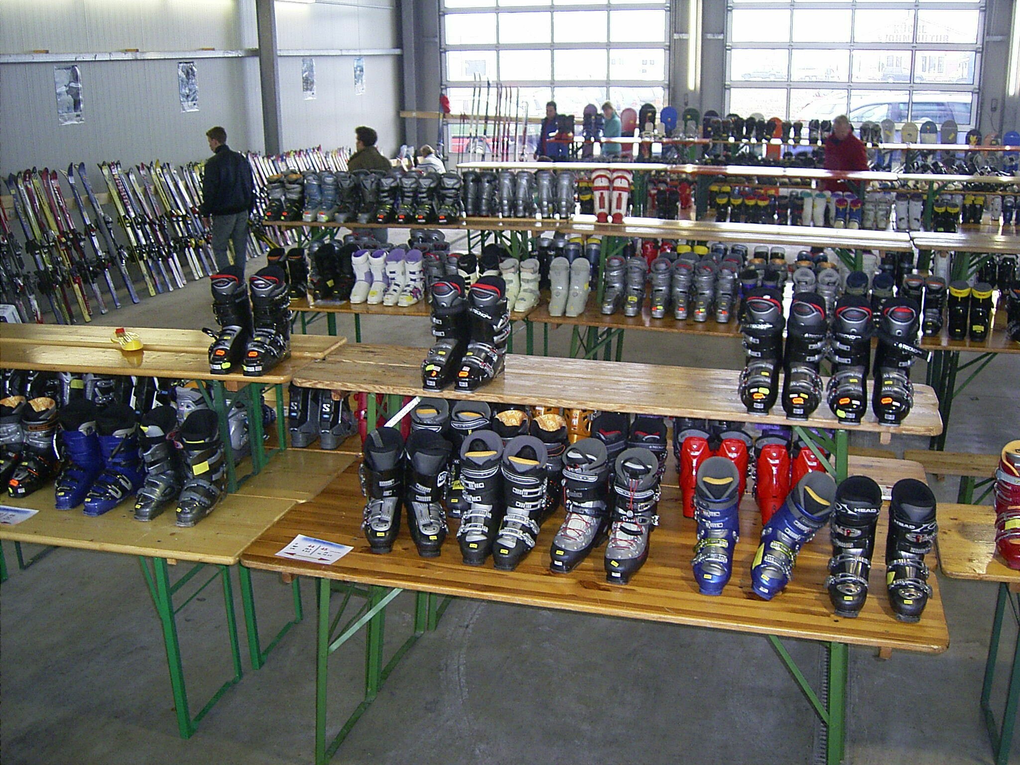 Wintersportbasar von Alpenverein und Brettlrutschern am 8.11.2008 ...