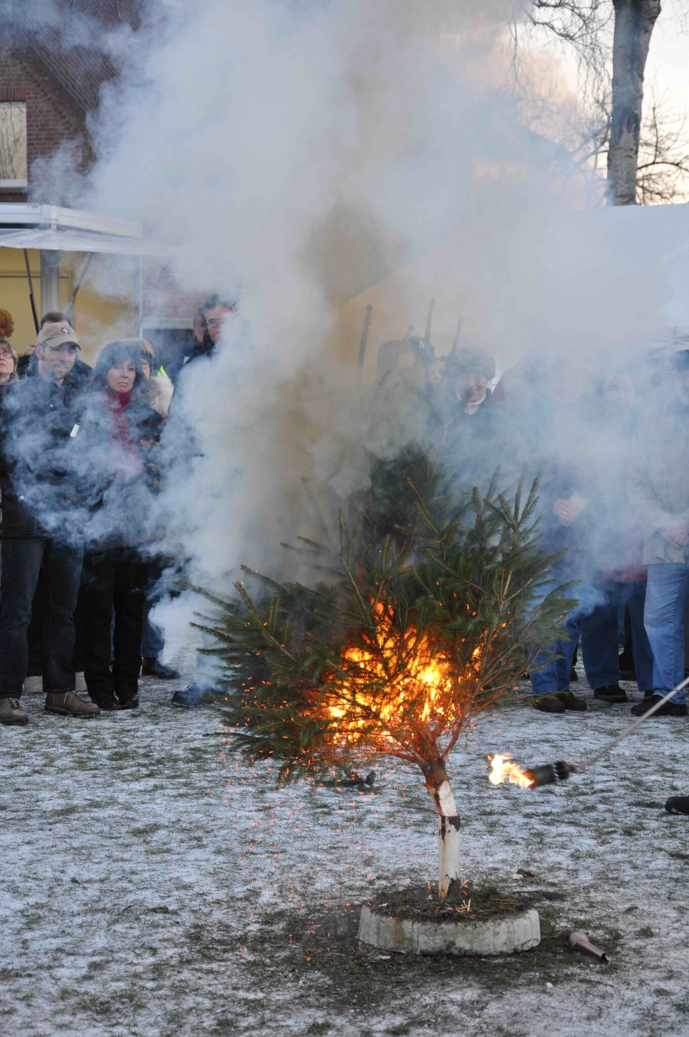 In Hagenburg brennt der alte Christbaum - Hagenburg