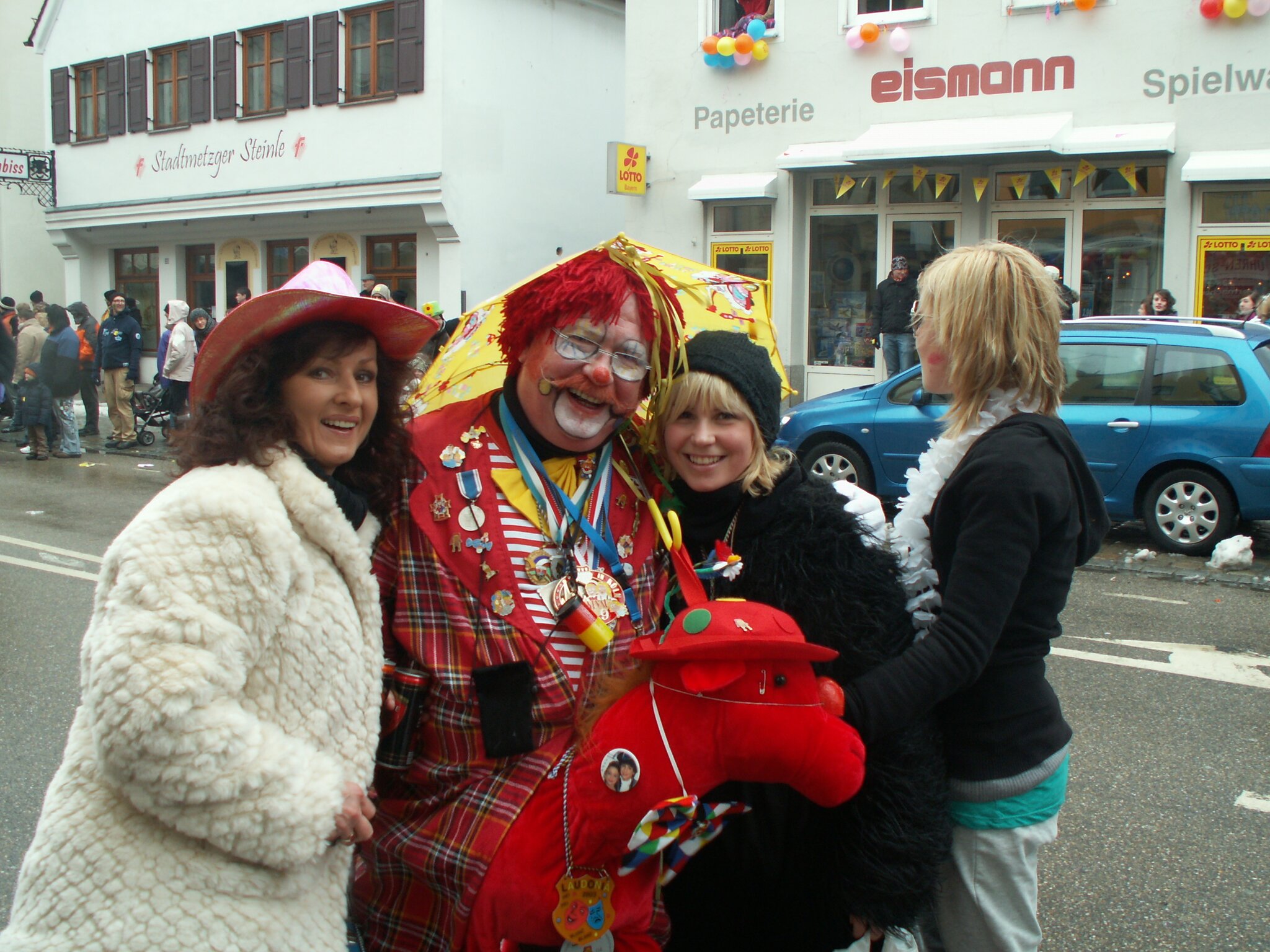 Lauinger Faschingsumzug lockt trotz schlechtem Wetter die Zuschauer in ...