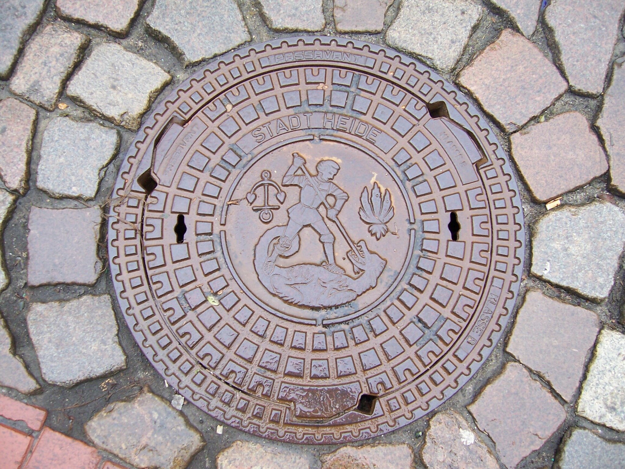 Kanaldeckel der Stadt Heide - Groß Heide