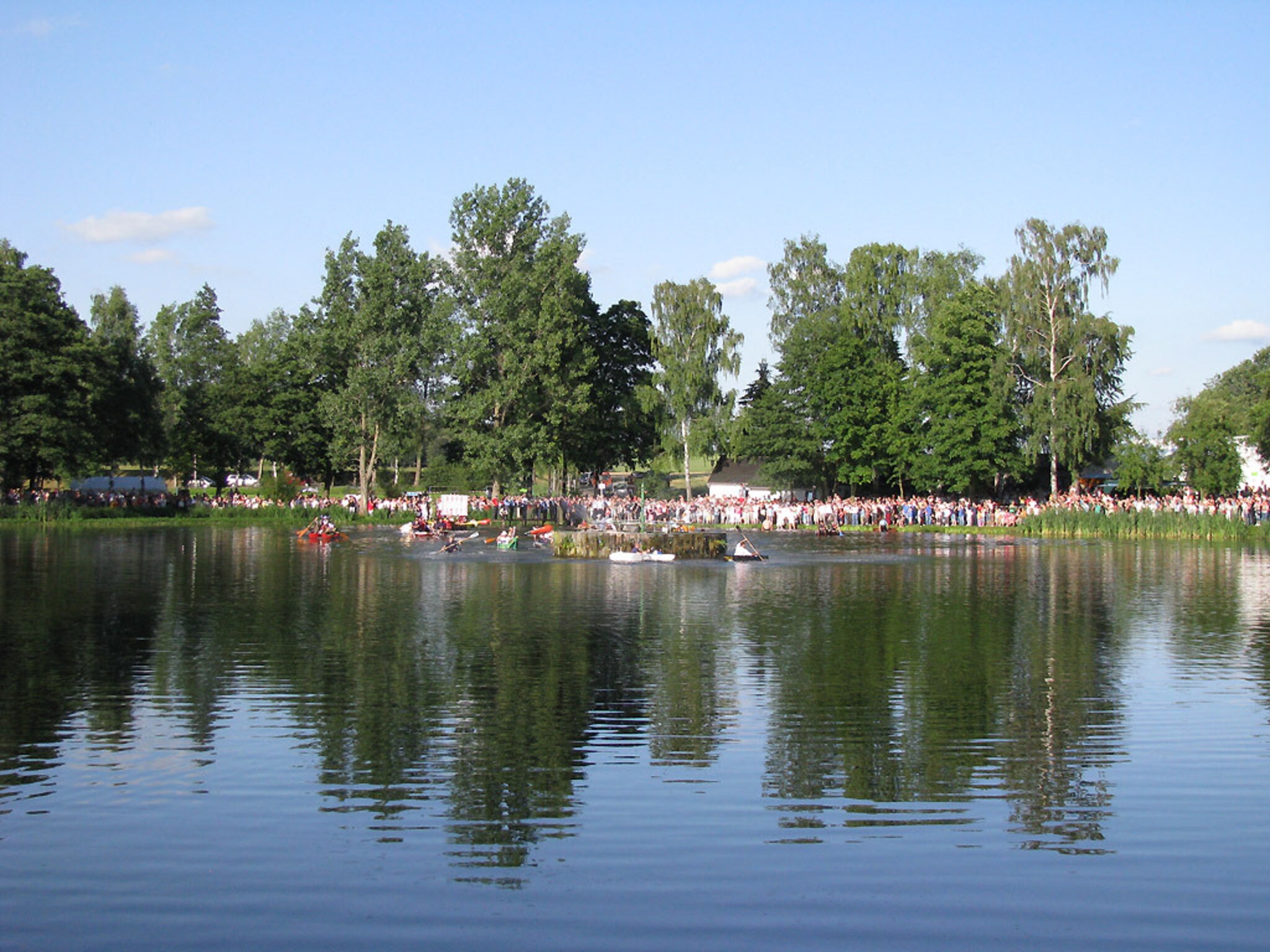 Traditionelles Badewannenrennen auf dem Weberteich - Annaberg-Buchholz