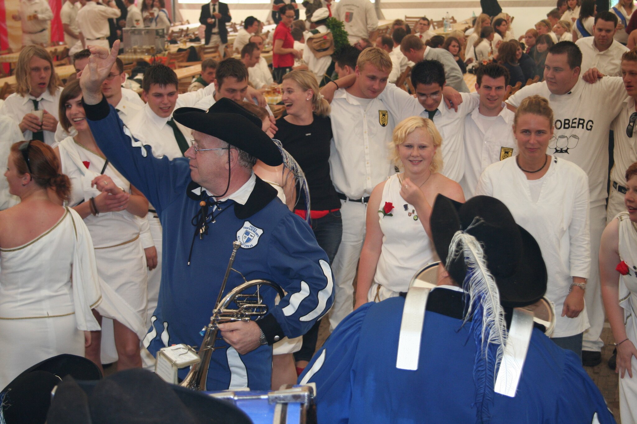 Freies Fanfarenkorps Alt-Laatzen beim Schützenfest in Adenstedt im ...