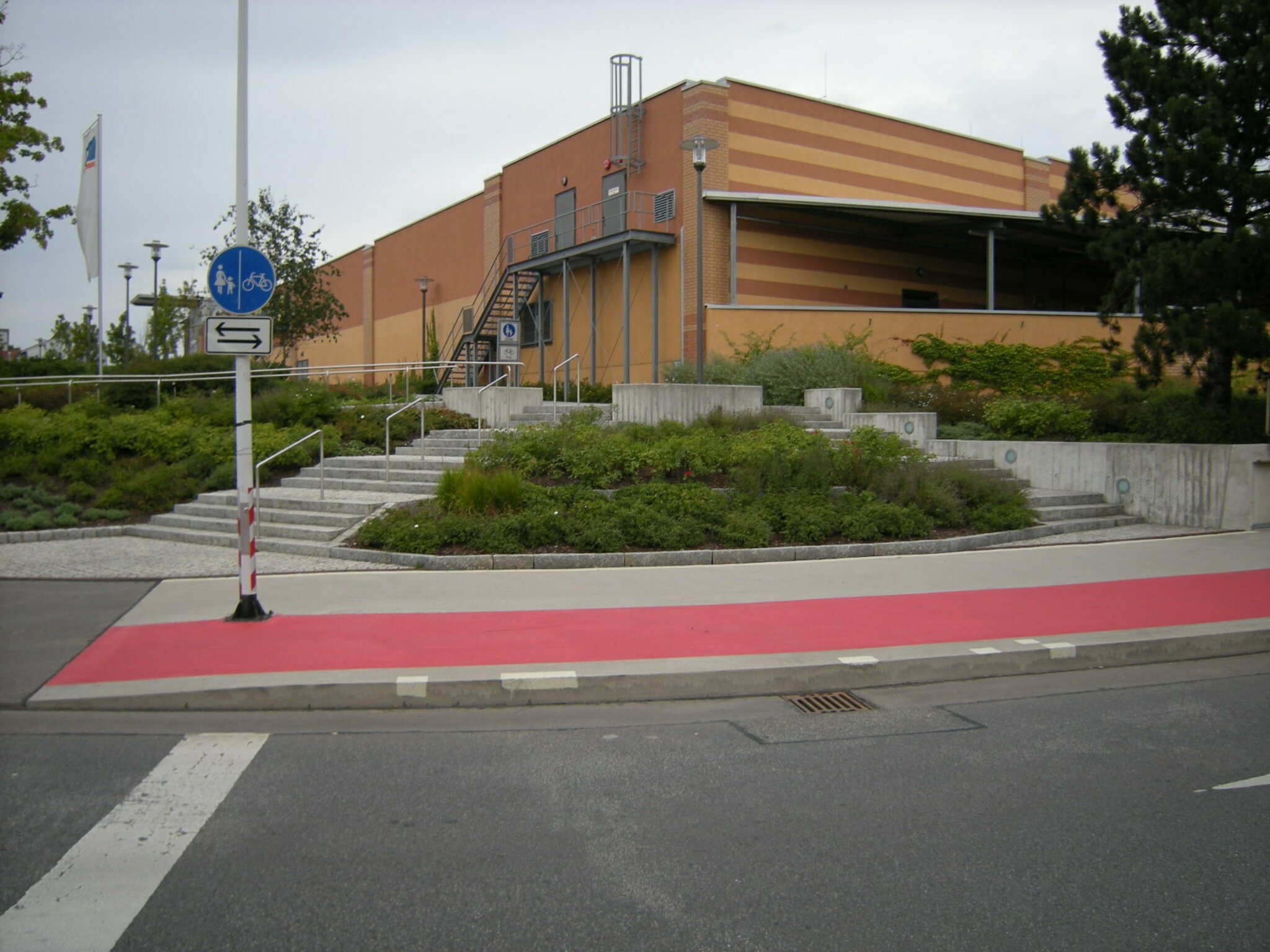 Die wunderbar bepflanzte Treppe zum Einkaufszentrum an der Berliner Allee. - Lehrte