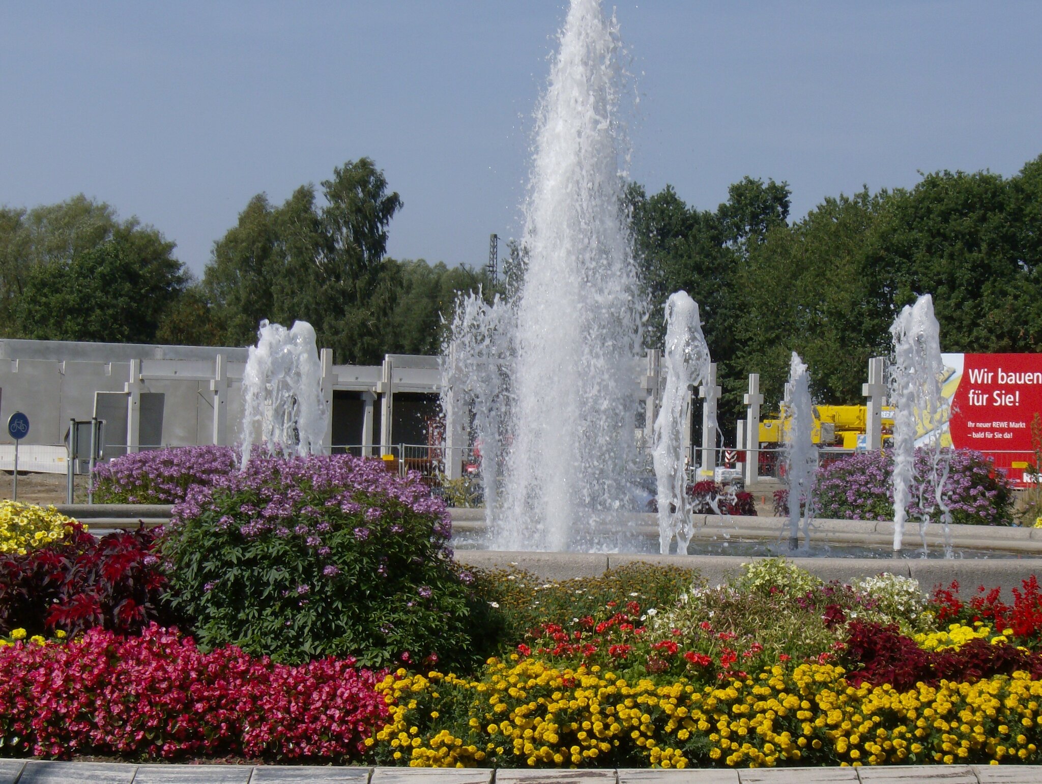 Kreisverkehr in Stadtallendorf mit Springbrunnen - Stadtallendorf