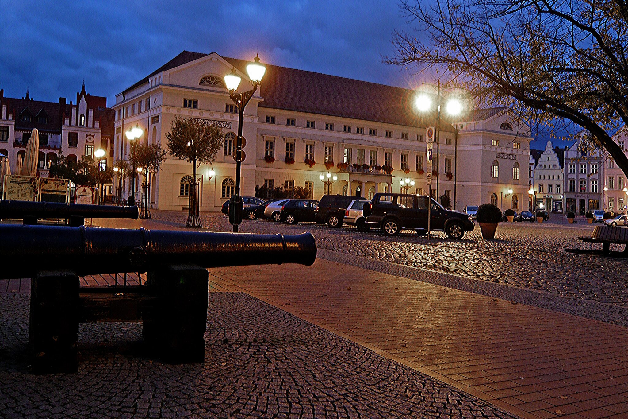 Das Rathaus im nächtlichen Lichterspiel - Wismar