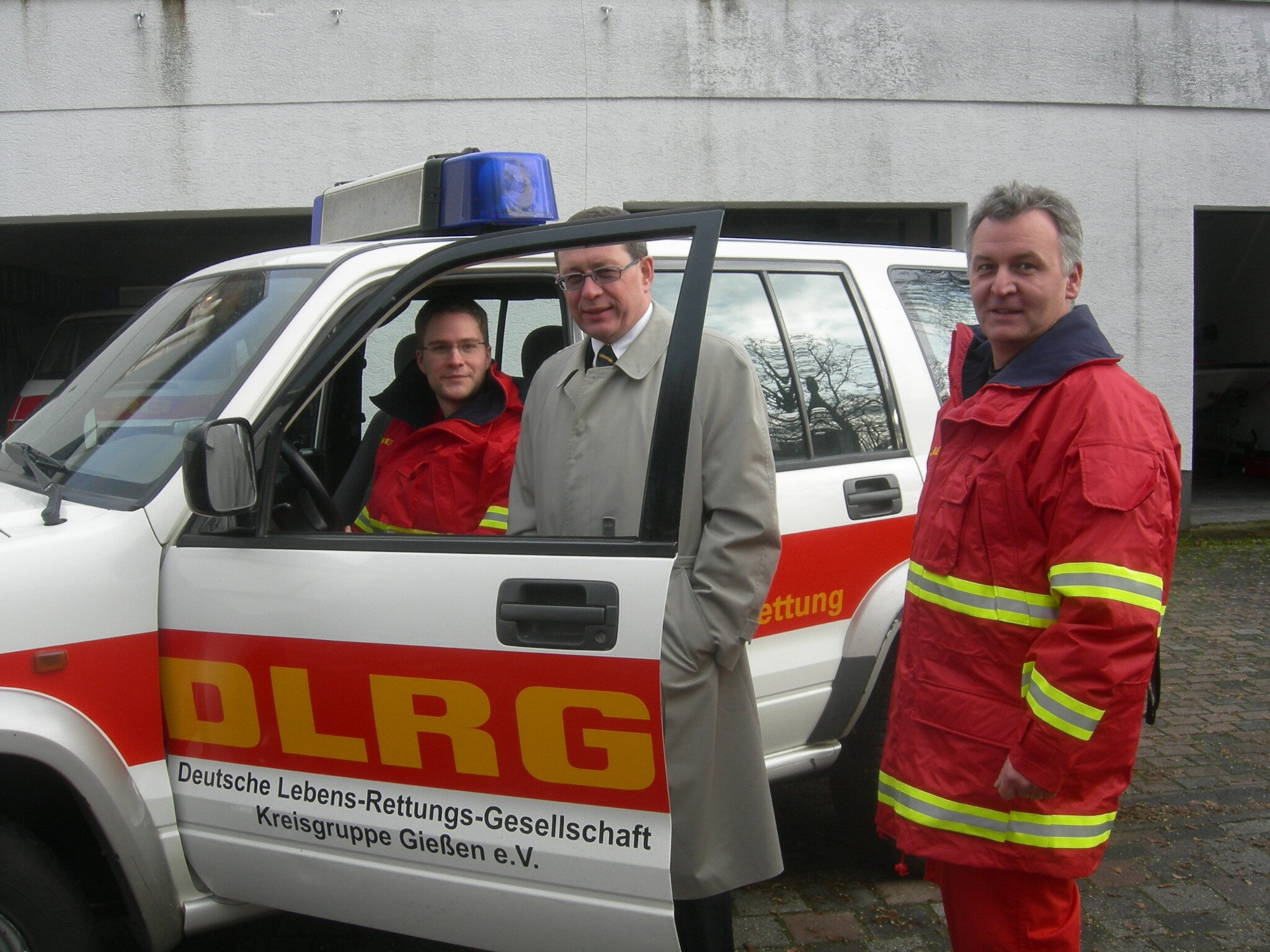 Neues Einsatzfahrzeug an die DLRG-Kreisgruppe Gießen übergeben ...