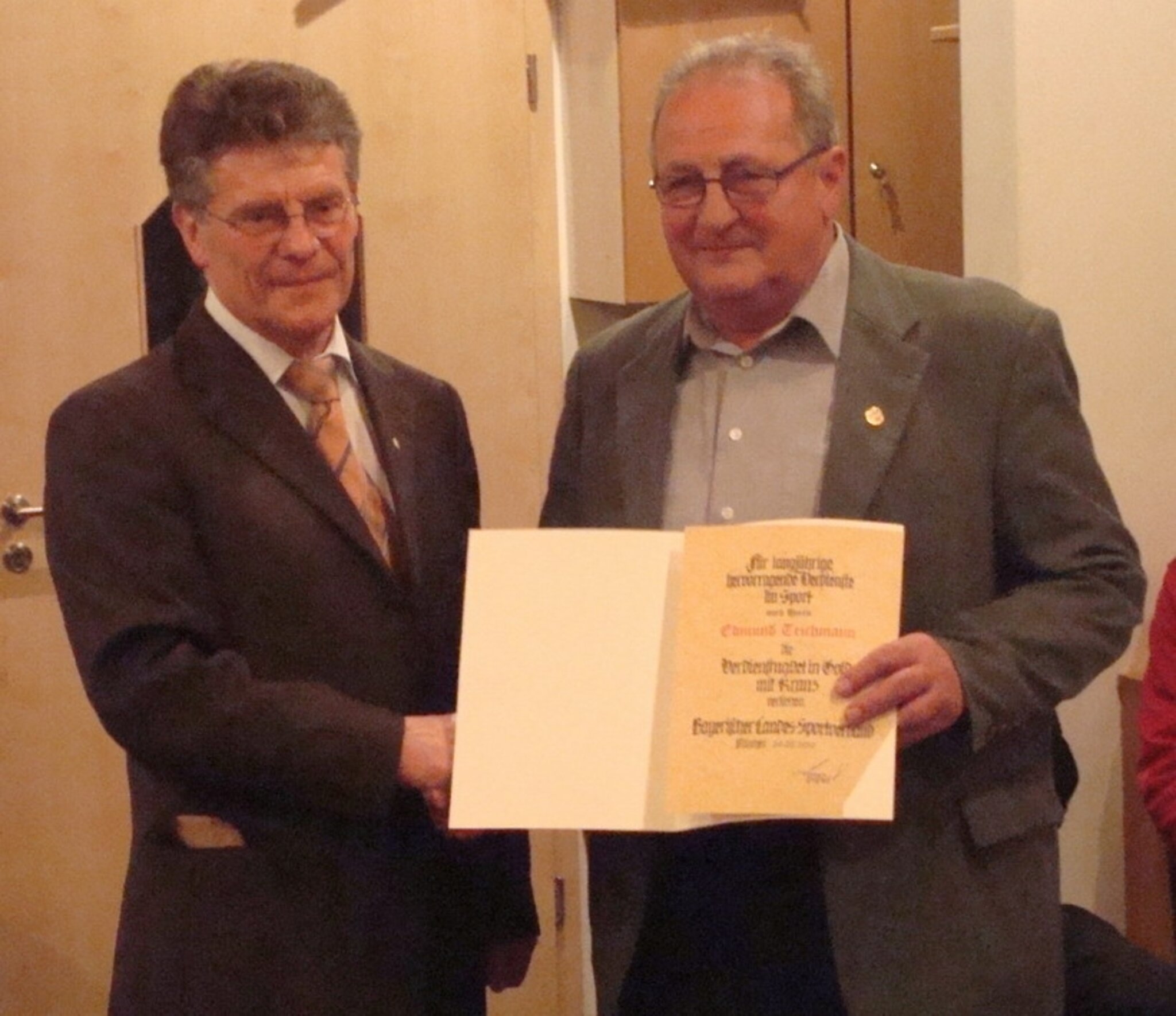 "BLSV-Verdienstnadel in Gold mit Kranz und Urkunde für Edmund Teichmann ...