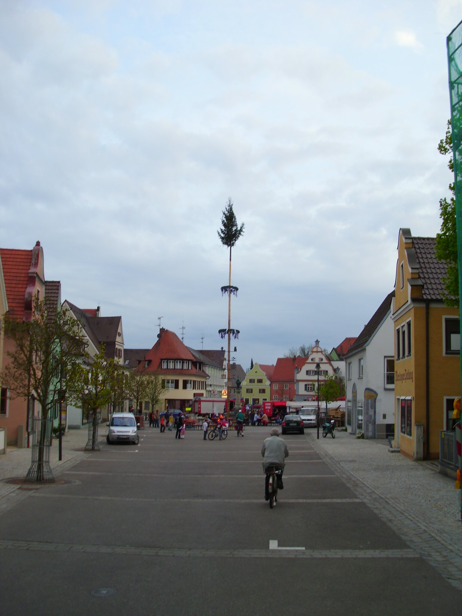 Wertinger Maibaum schön geschnitzt - Wertingen