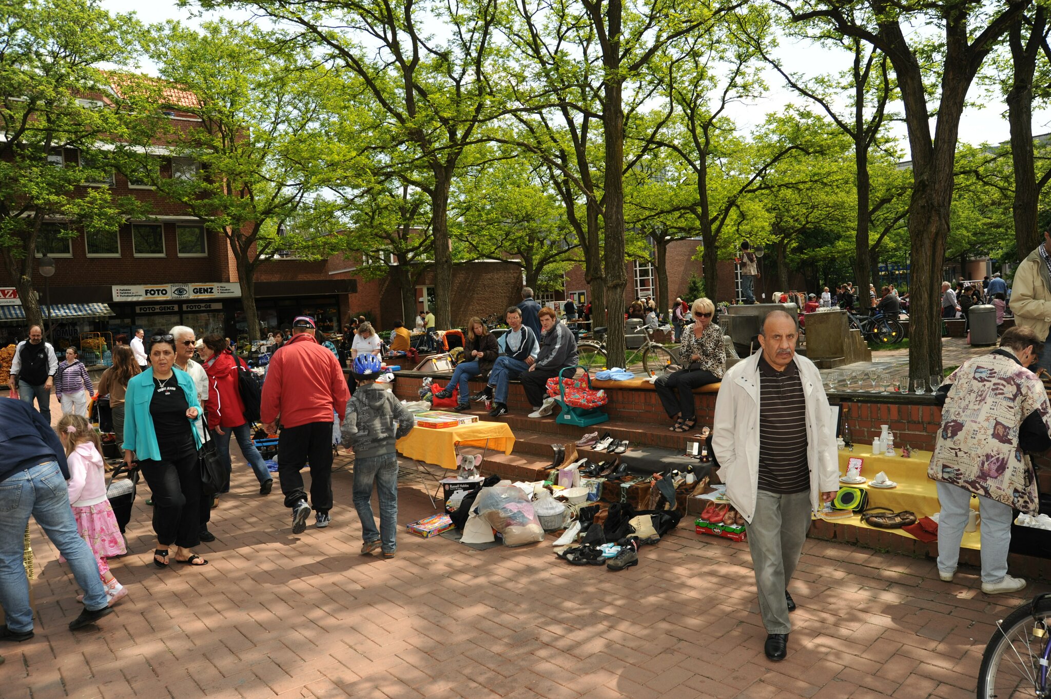 1. Draußen-Flohmarkt im Roderbruchmarkt am 29.5.10. - Hannover-Groß ...