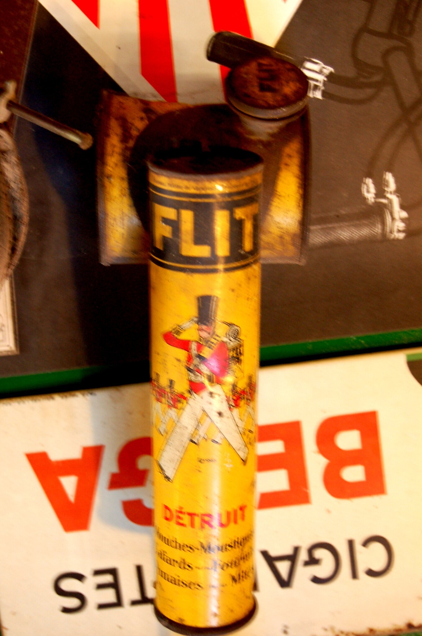 Die gute alte Flit-Spritze: Wie ein Fossil aus der Vergangenheit. - Marburg