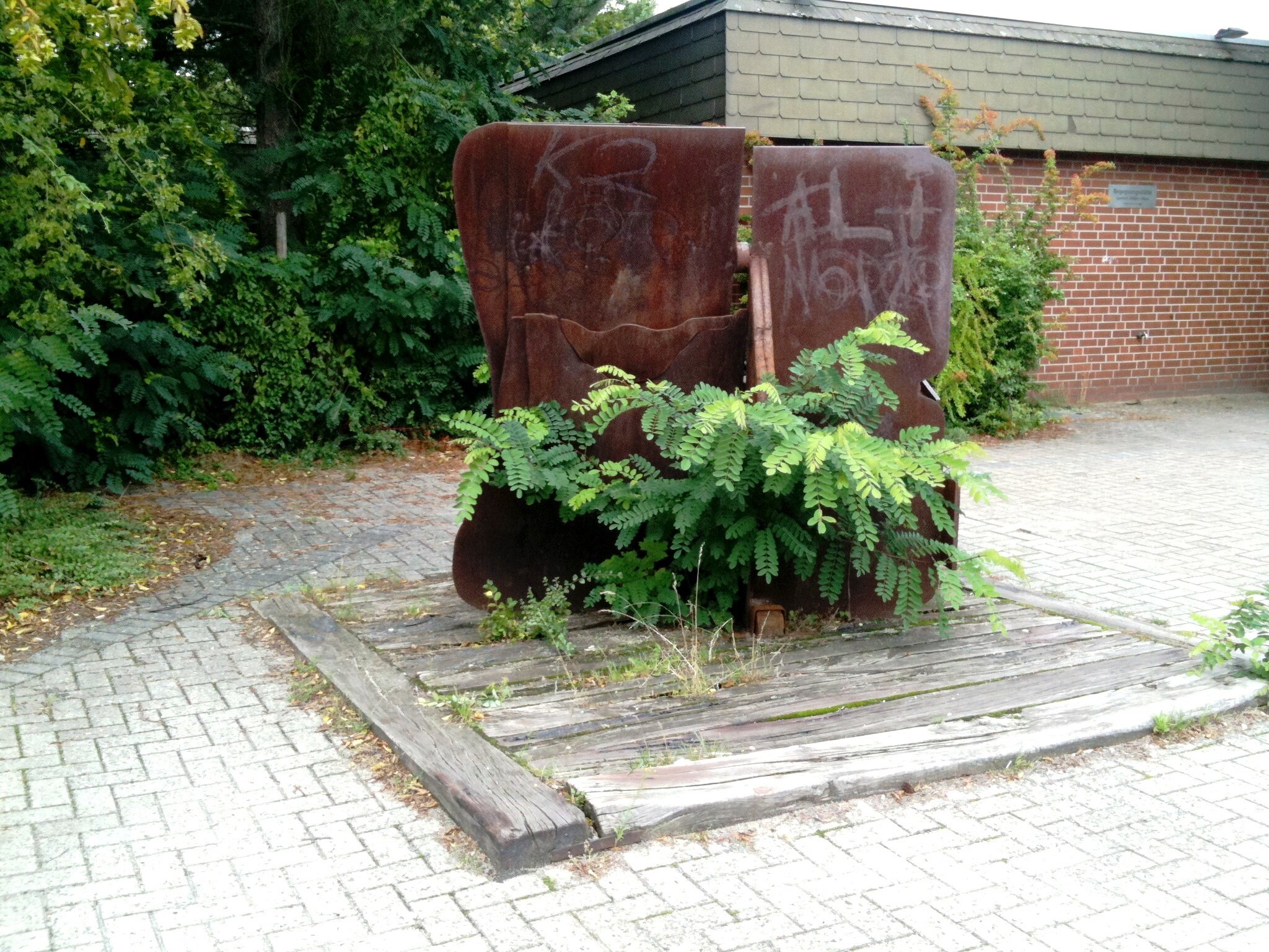 Kulturdenkmal in Isernhagen HB vor dem Landrat Müller Haus - Isernhagen