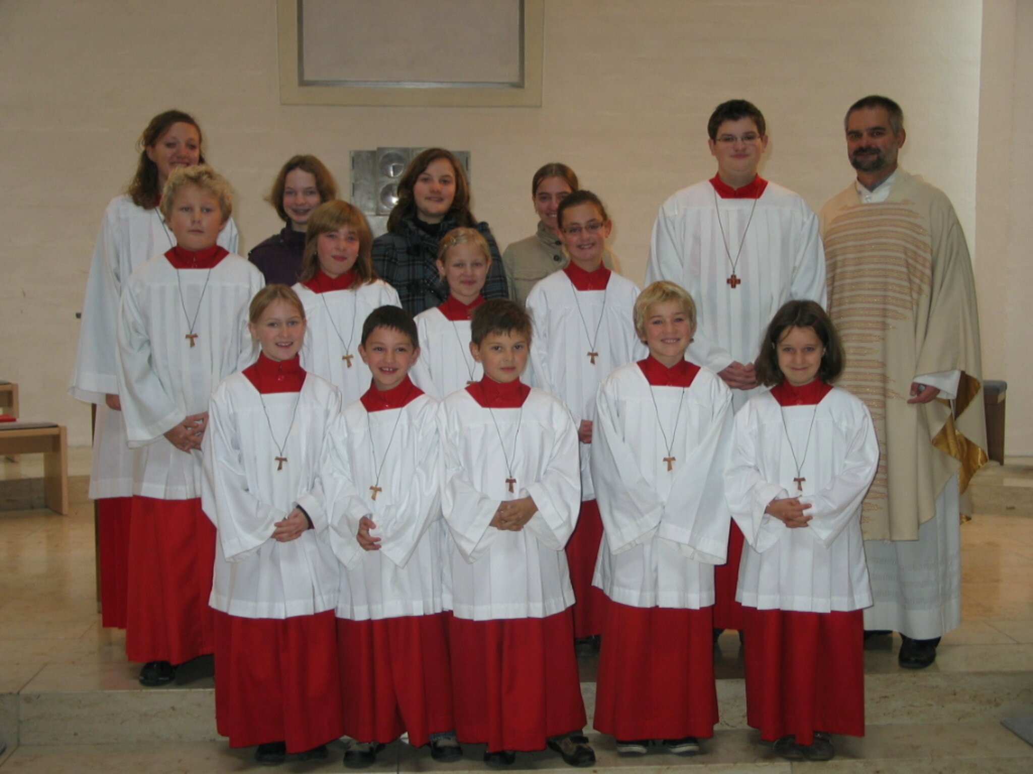 Neun "Minis" beginnen ihren Dienst - Pfarrer Franz Walden nimmt sie freudig in die Schar der ...