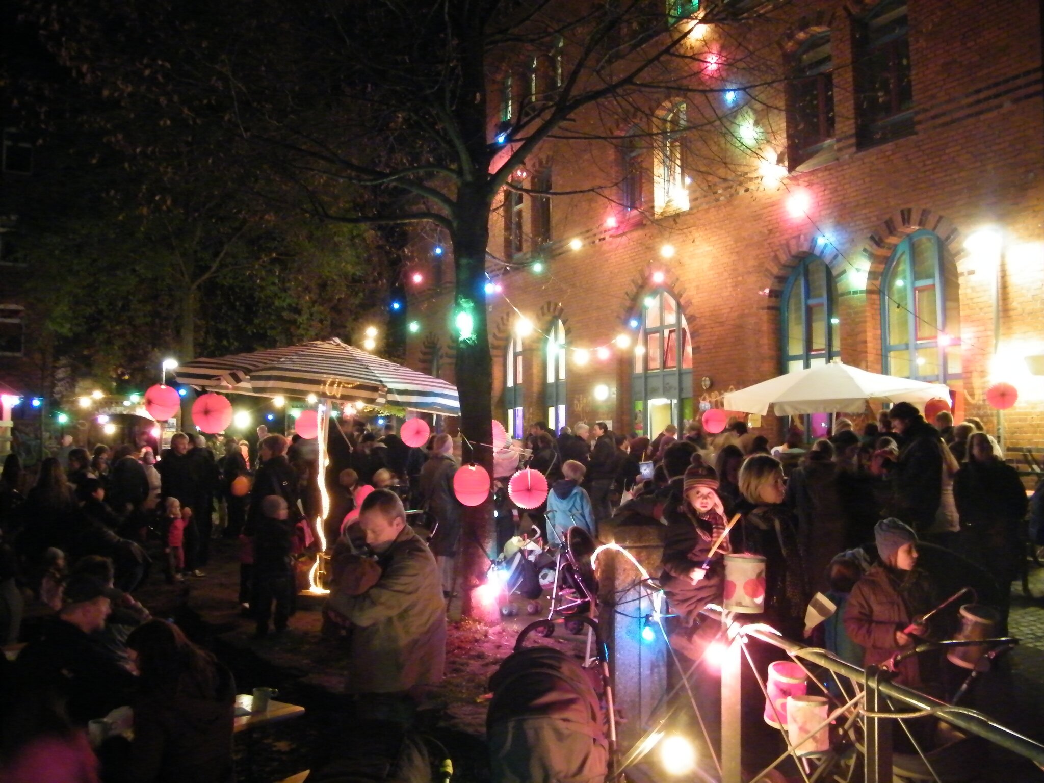 Freies Fanfarenkorps Alt-Laatzen e. V. 1991 begleitet den Laternenumzug ...