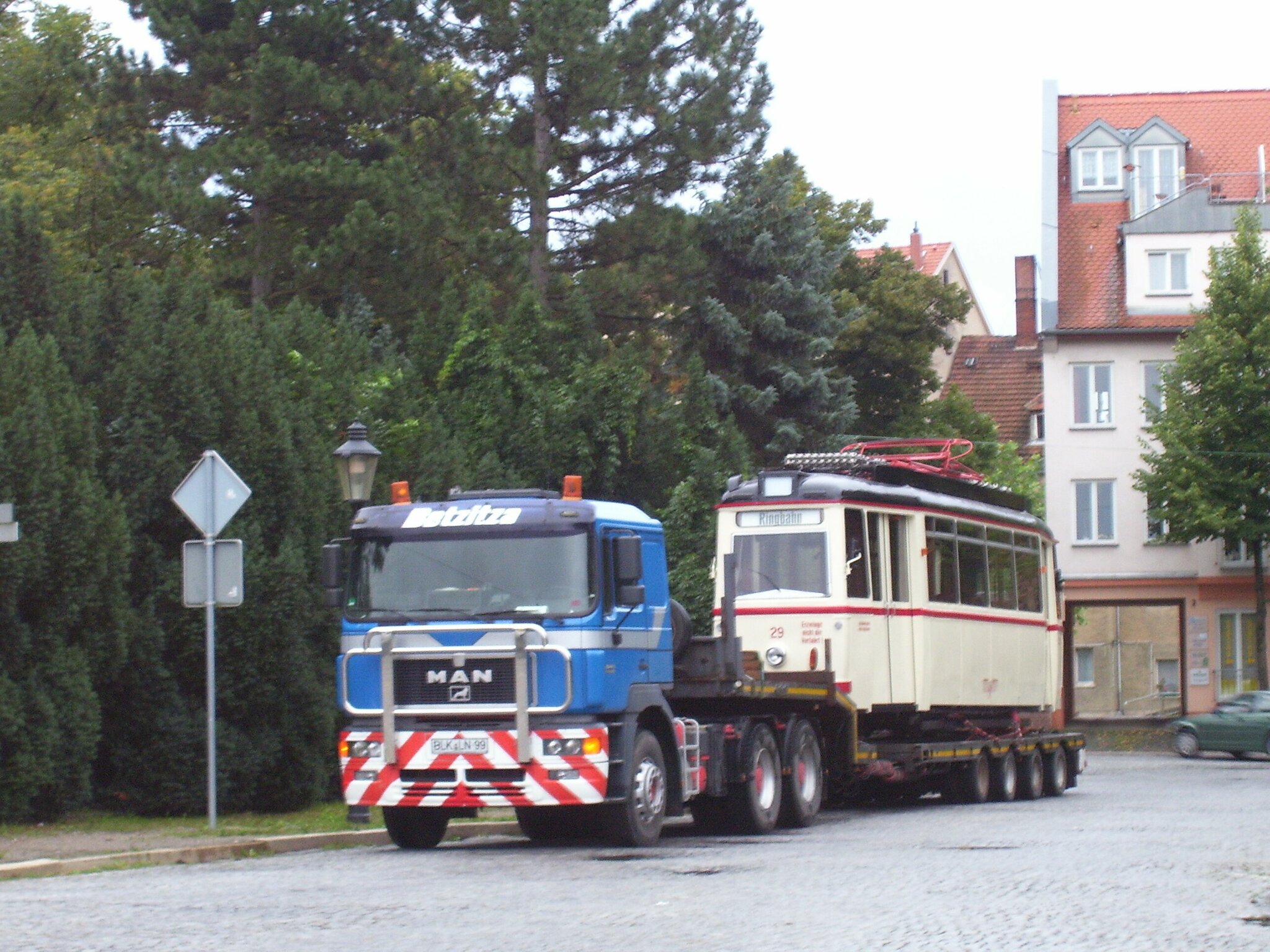 Naumburger Straßenbahn-Transport und Entladung des Wagens 29 - Naumburg ...