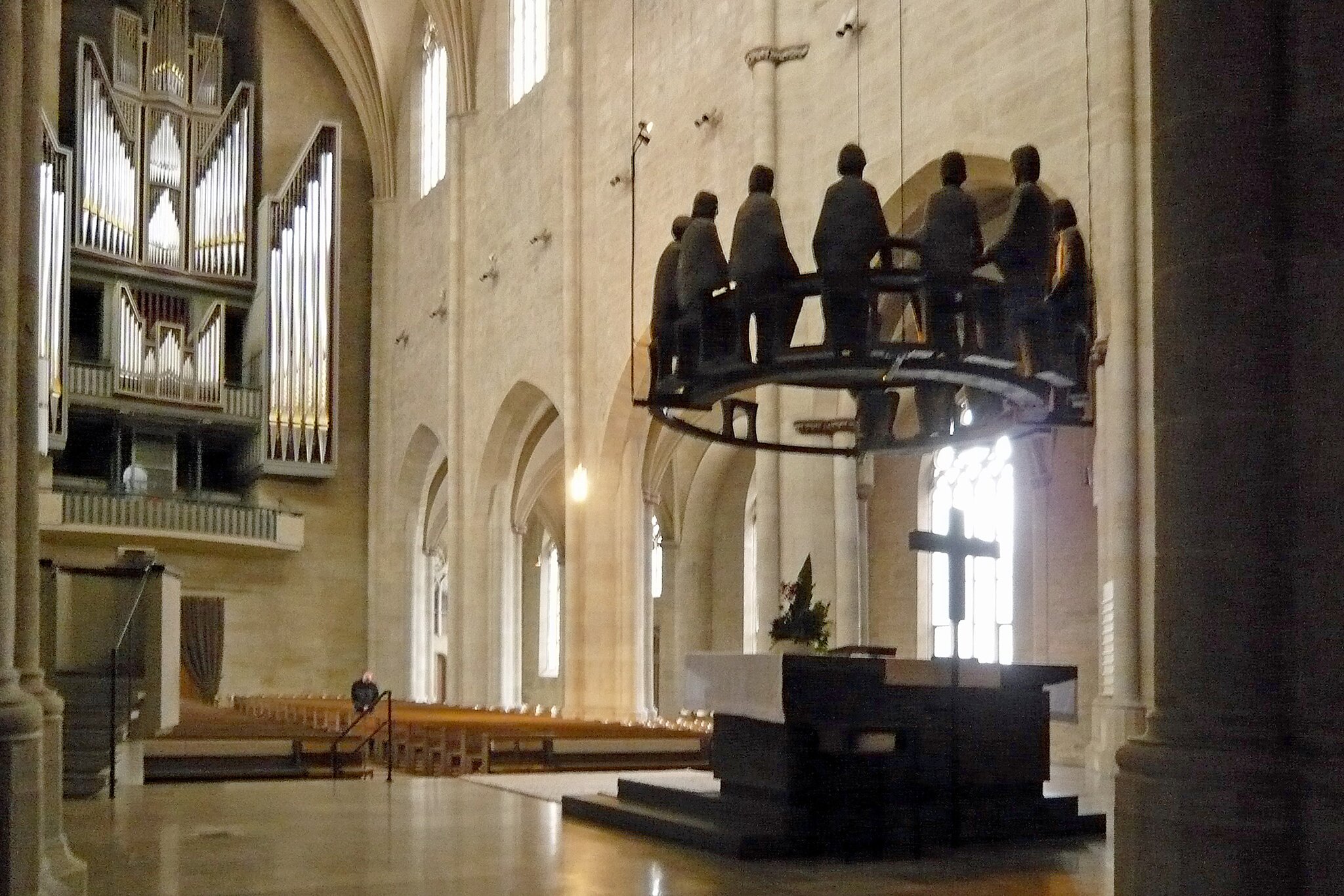 Andreaskirche: Leerer Platz an der Abendmahlstafel - Hildesheim