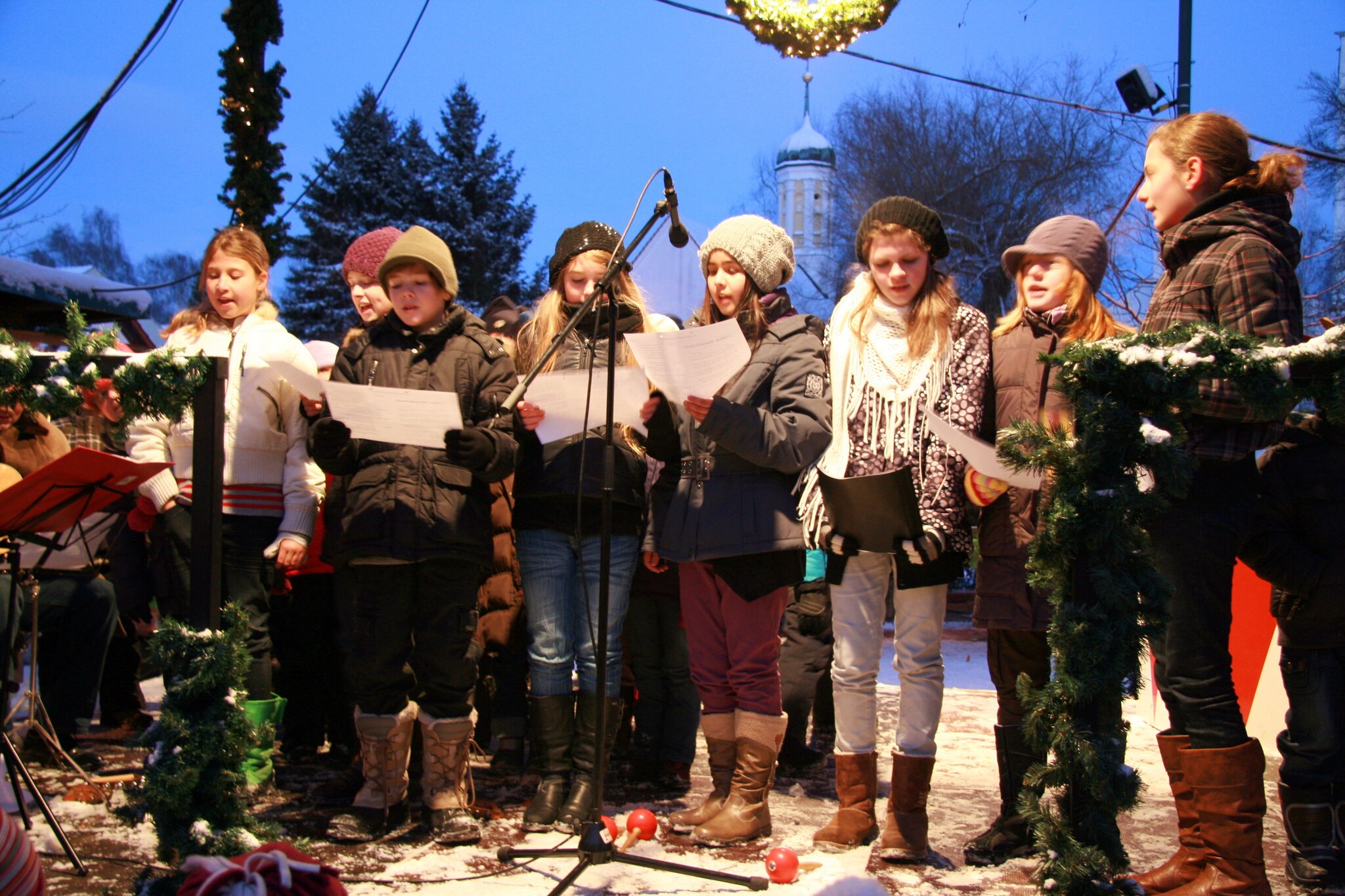 Weihnachtsmarkt Neusäß: Der Kinderchor der EWS singt Weihnachtslieder ...