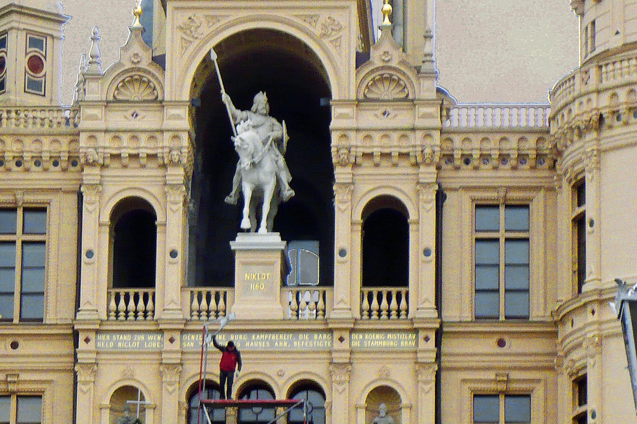 Niklot I. „begrüßt“ wieder die Schloss-Besucher - Schwerin (MV)
