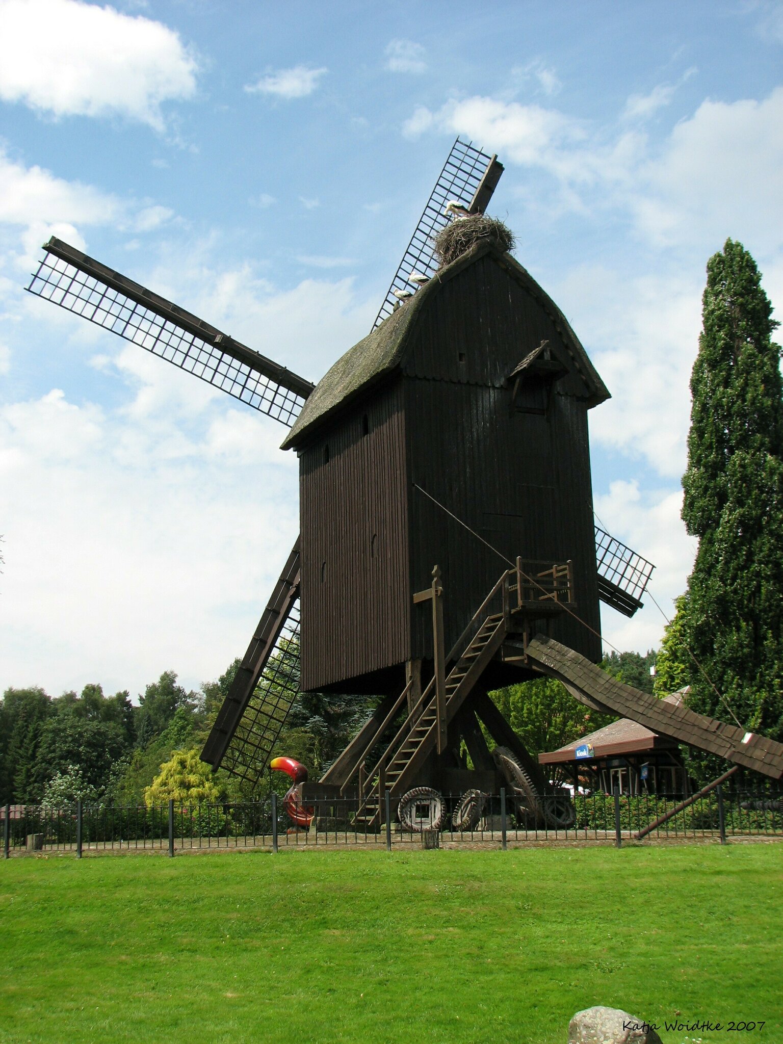 Mühlen in Niedersachsen: Bockwindmühle im Weltvogelpark Walsrode - Walsrode