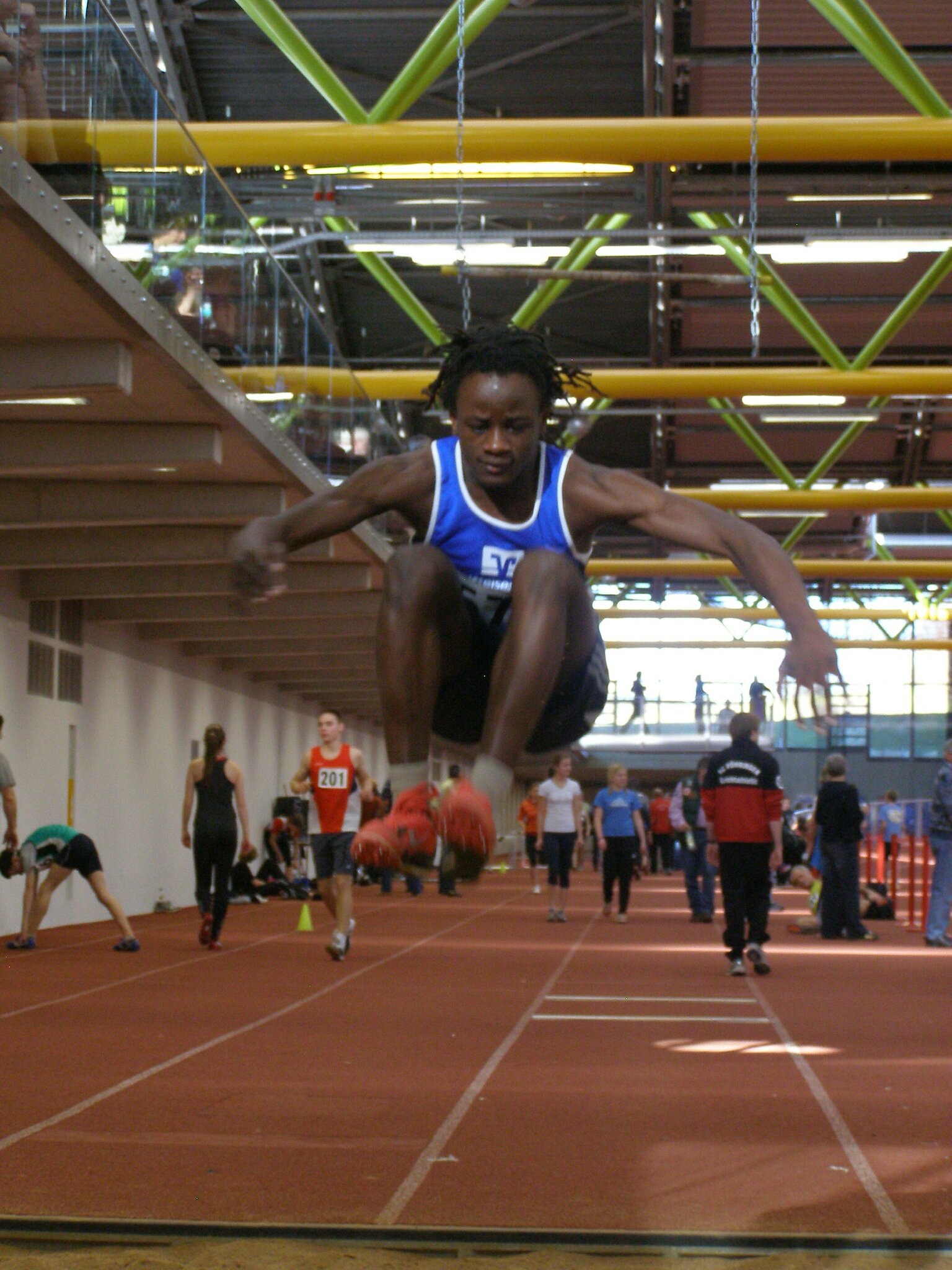 Alex Beyer wird in München Südbayerischer Hallenmeister im Weitsprung ...