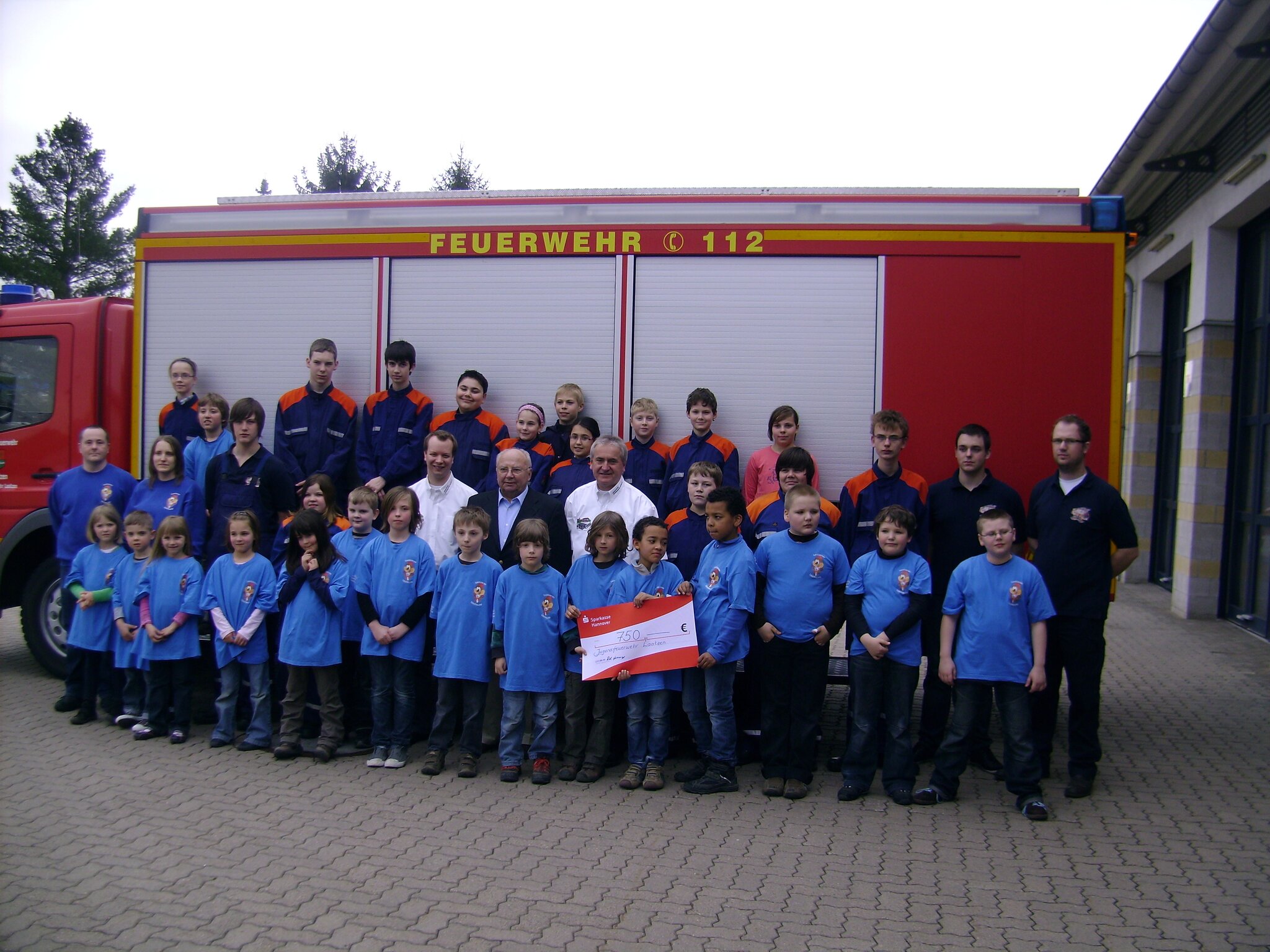 Robert Junge übergibt 750 Euro-Spende an den Förderverein Ortsfeuerwehr ...