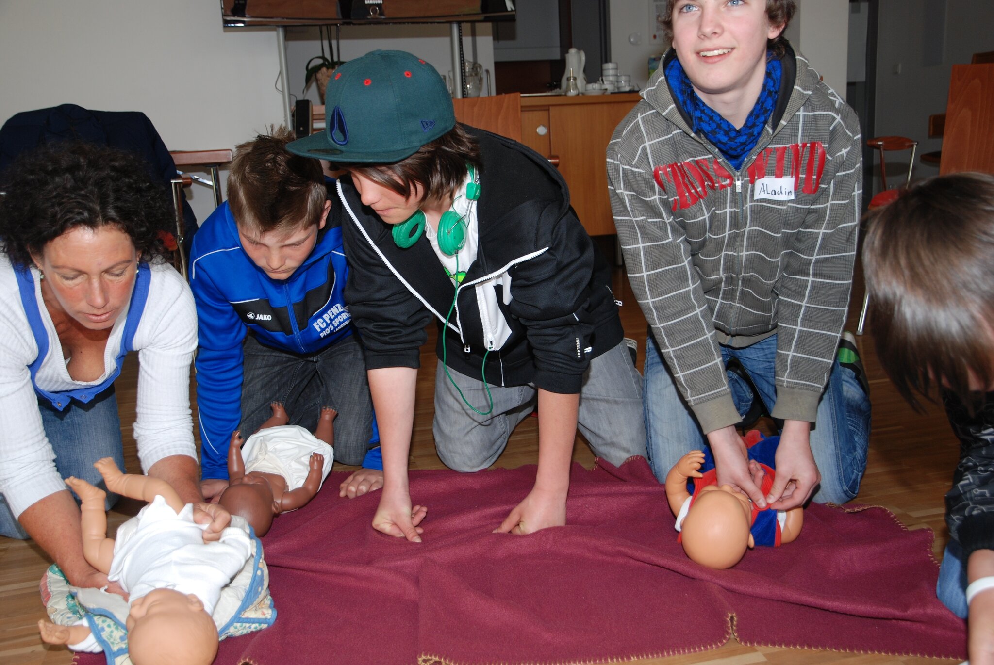 Heute ist Boys'Day: Nicht nur Frauensache - Jungen üben das Windeln ...
