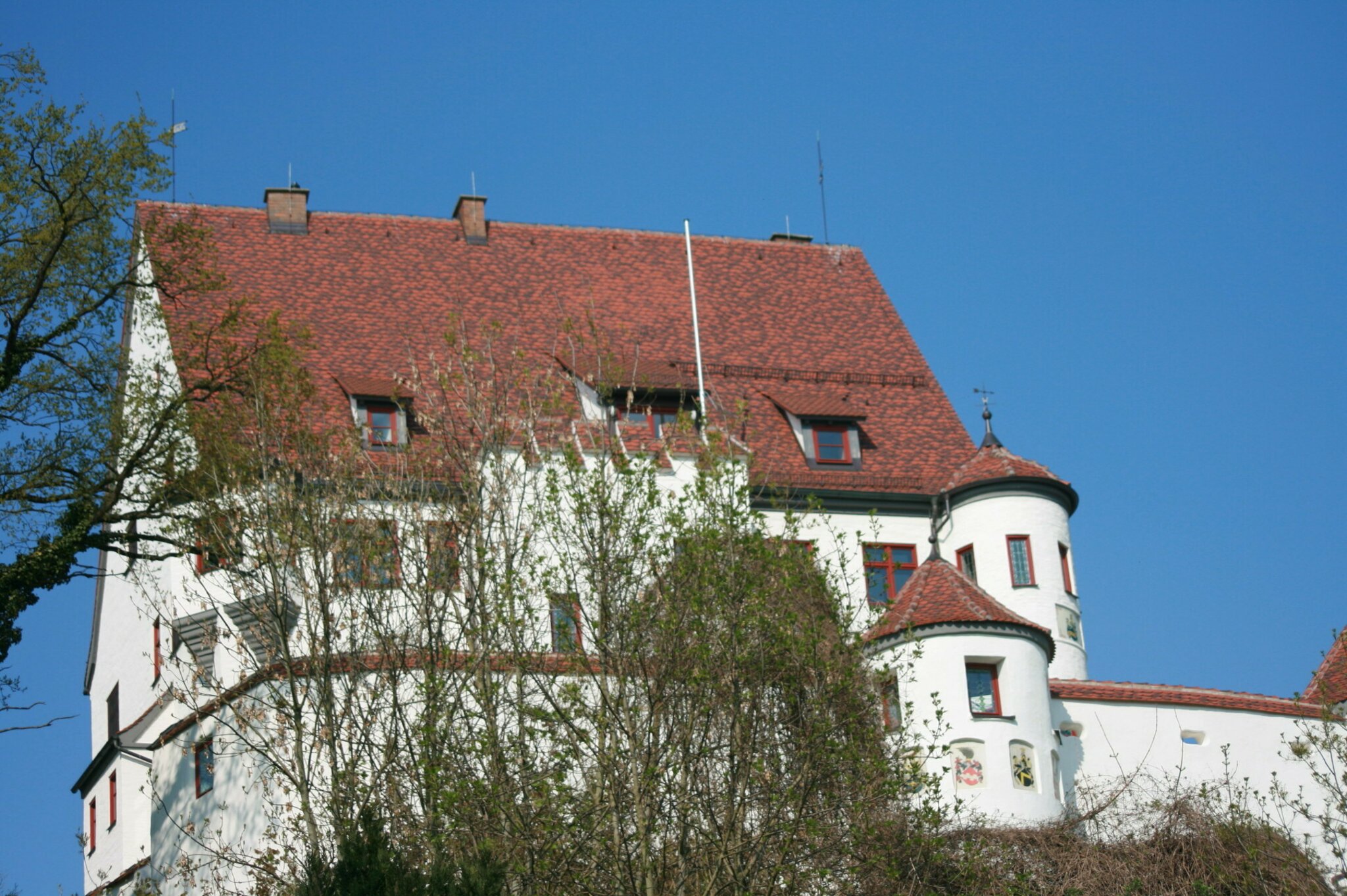Aus „ Jugendlichem Leichtsinn „ das Leipheimer Schloss gekauft Liqui ...