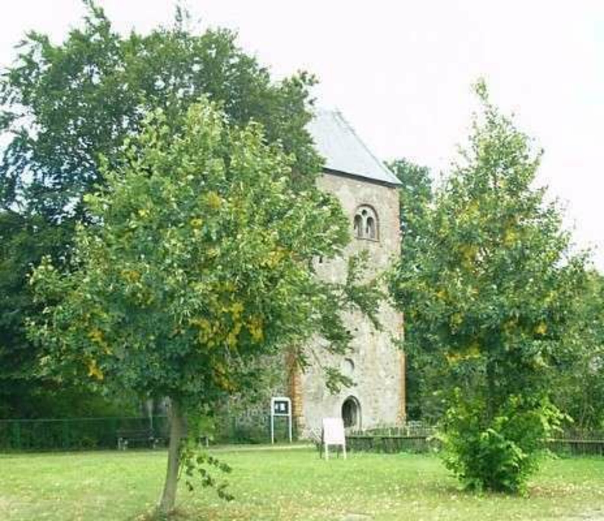 DORF ZECHLIN - Die Kirche und der "Taufstein" - Zechin
