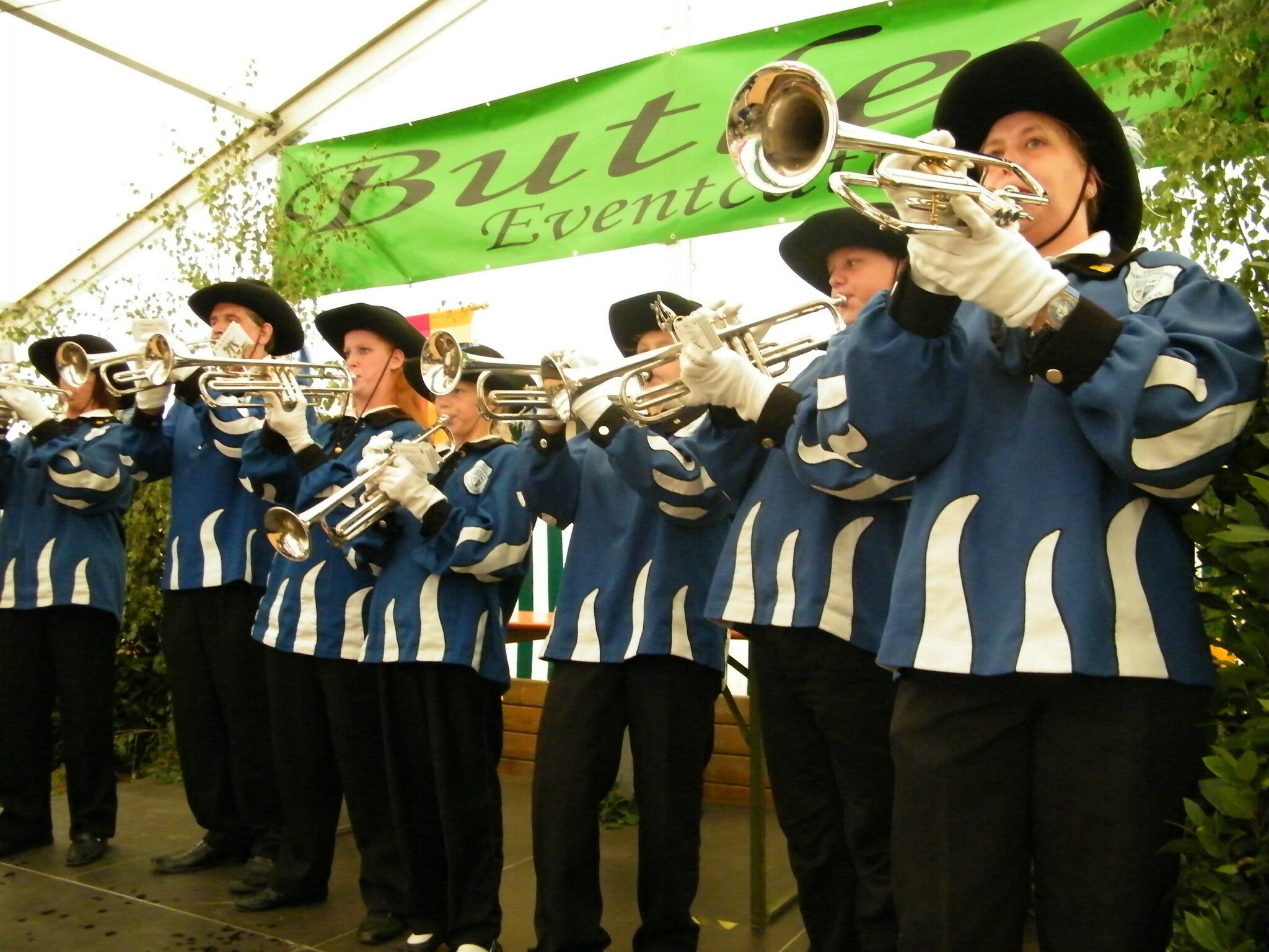 Freies Fanfarenkorps Alt-Laatzen zu Gast auf dem Schützenfest in ...