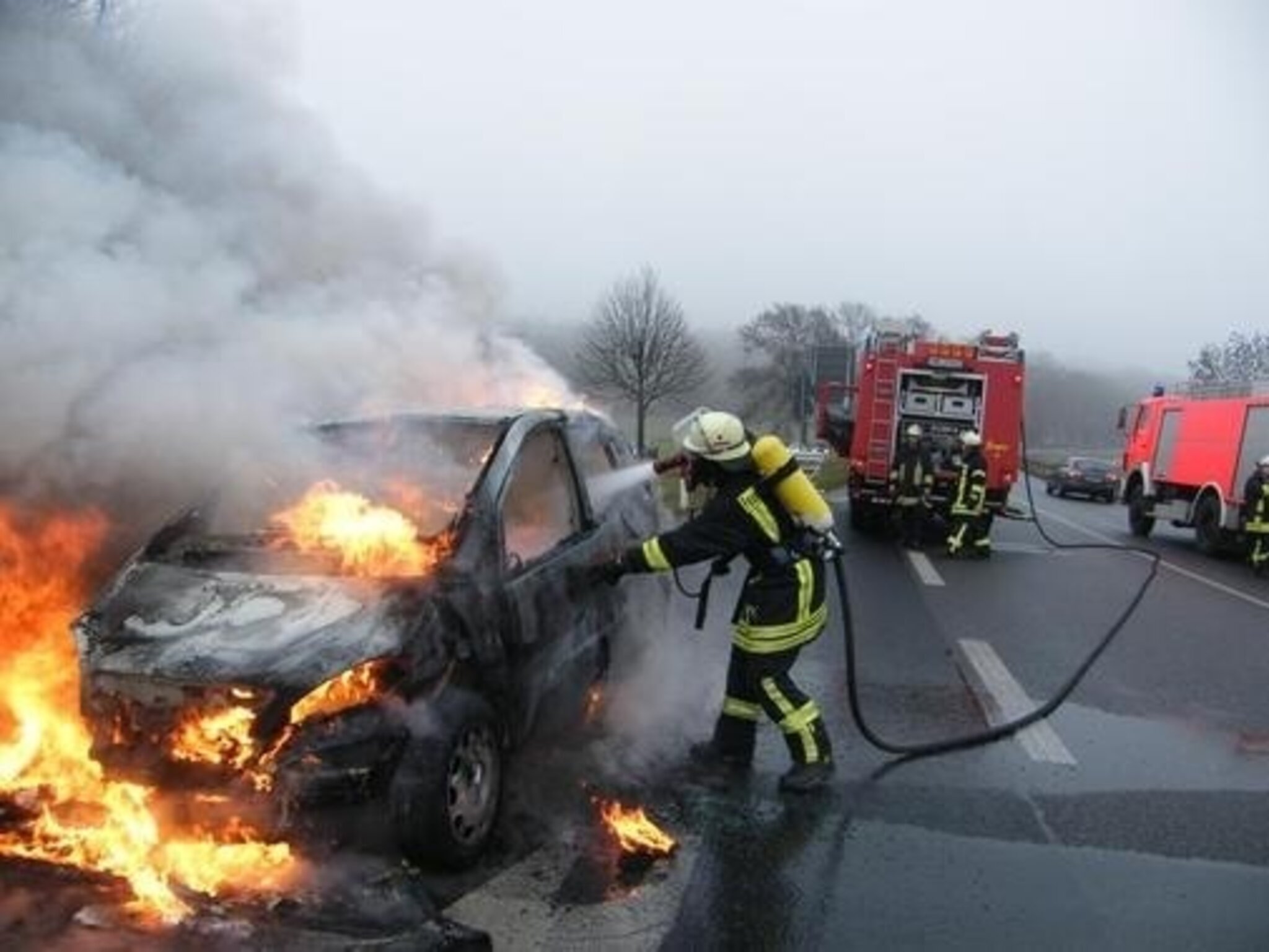 Feuerwehreinsatz in Kirchhain: Fahrzeug brennt aus - Kirchhain
