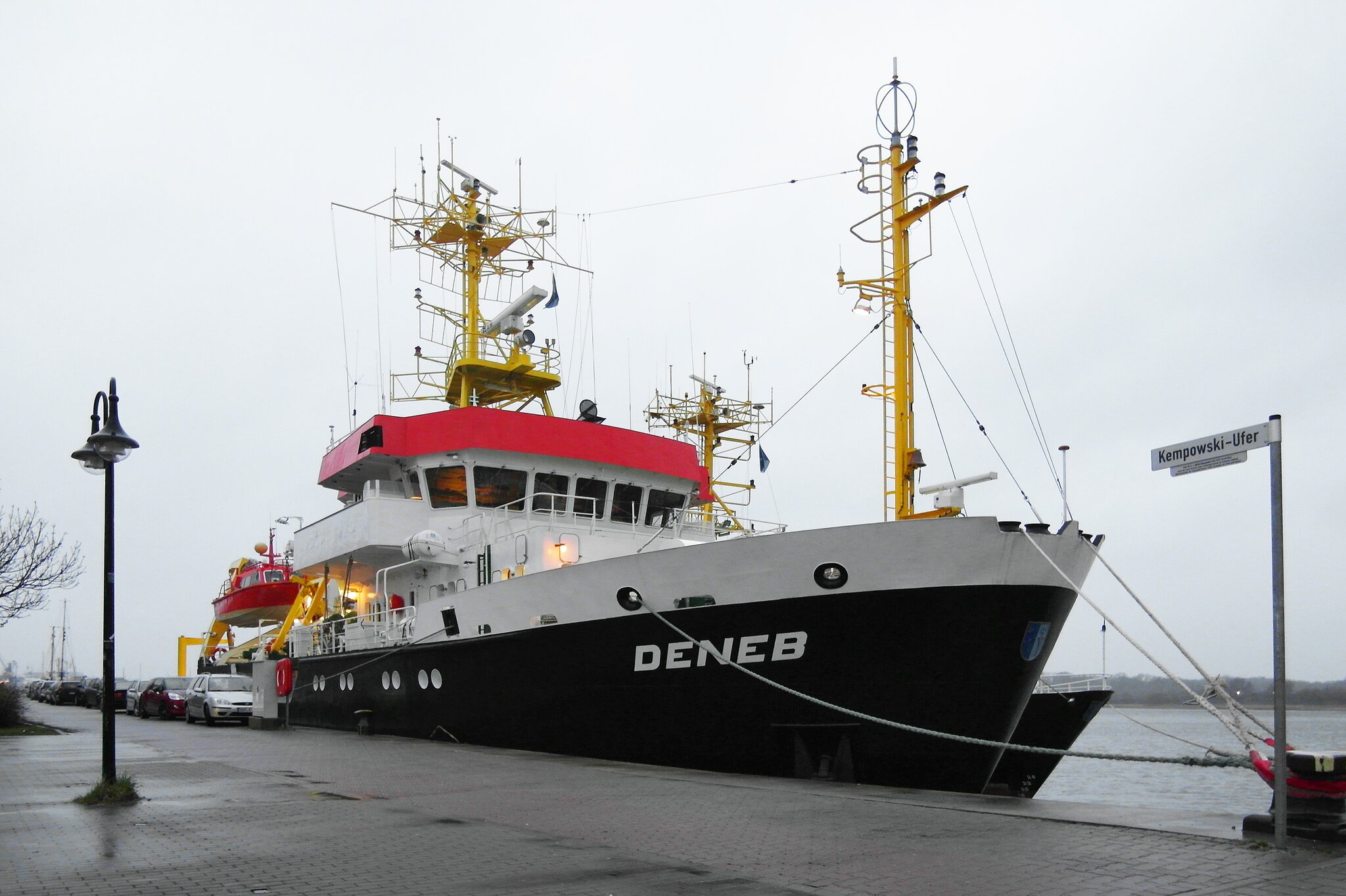 Das Forschungsschiff "Deneb" im Rostocker Heimathafen - Rostock