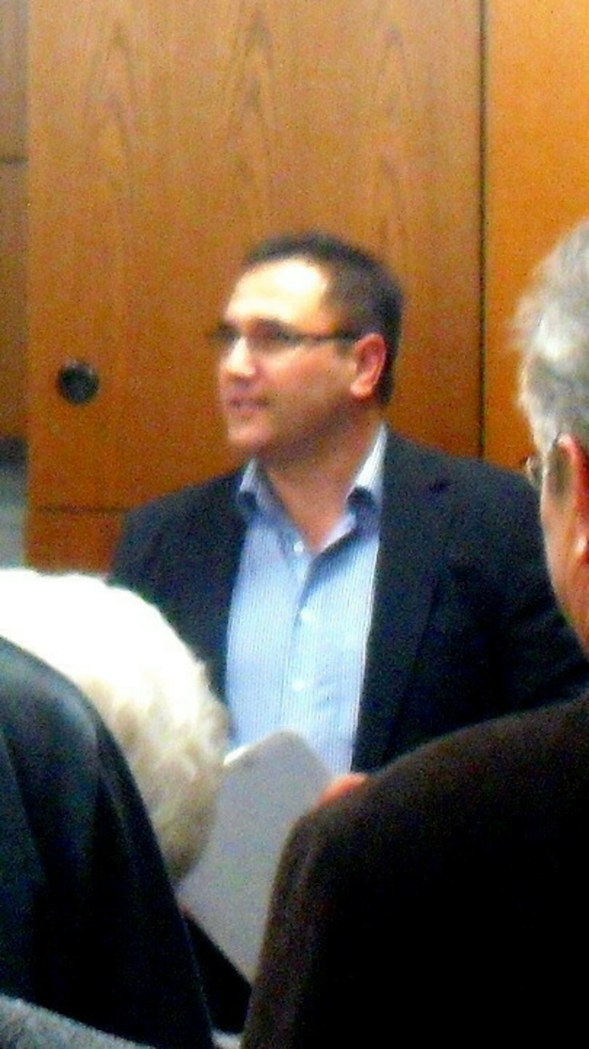 Bei einem Stehempfang mit kleinem Imbiss traf man alte Bekannt und ...