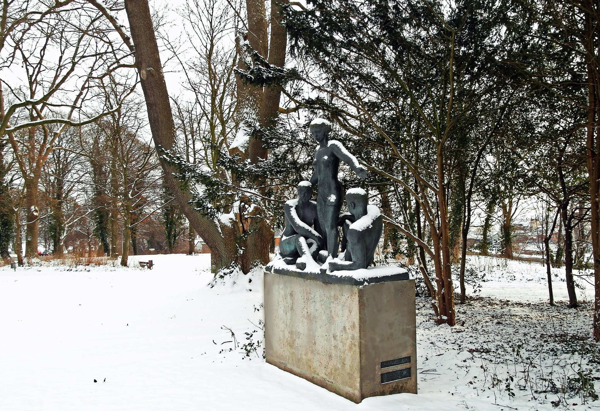 In Lübeck: Die versteckte "Mädchengruppe" des Schweizer Bildhauers Karl ...