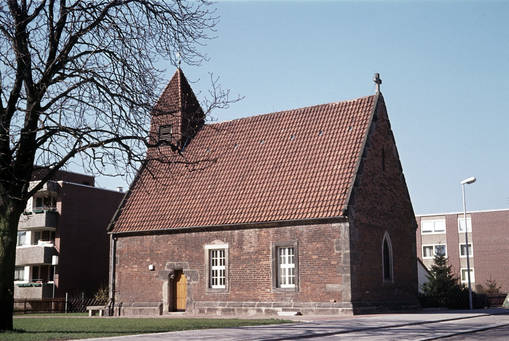 Spaziergänge in der Leineaue: Jahrhundertelang gehörte die alte Kapelle ...