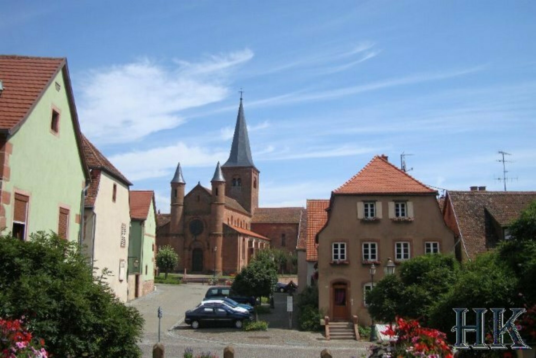 Neuwiller-lès-Saverne im Elsass, Kriegerdenkmal und Kirche St. Peter u ...