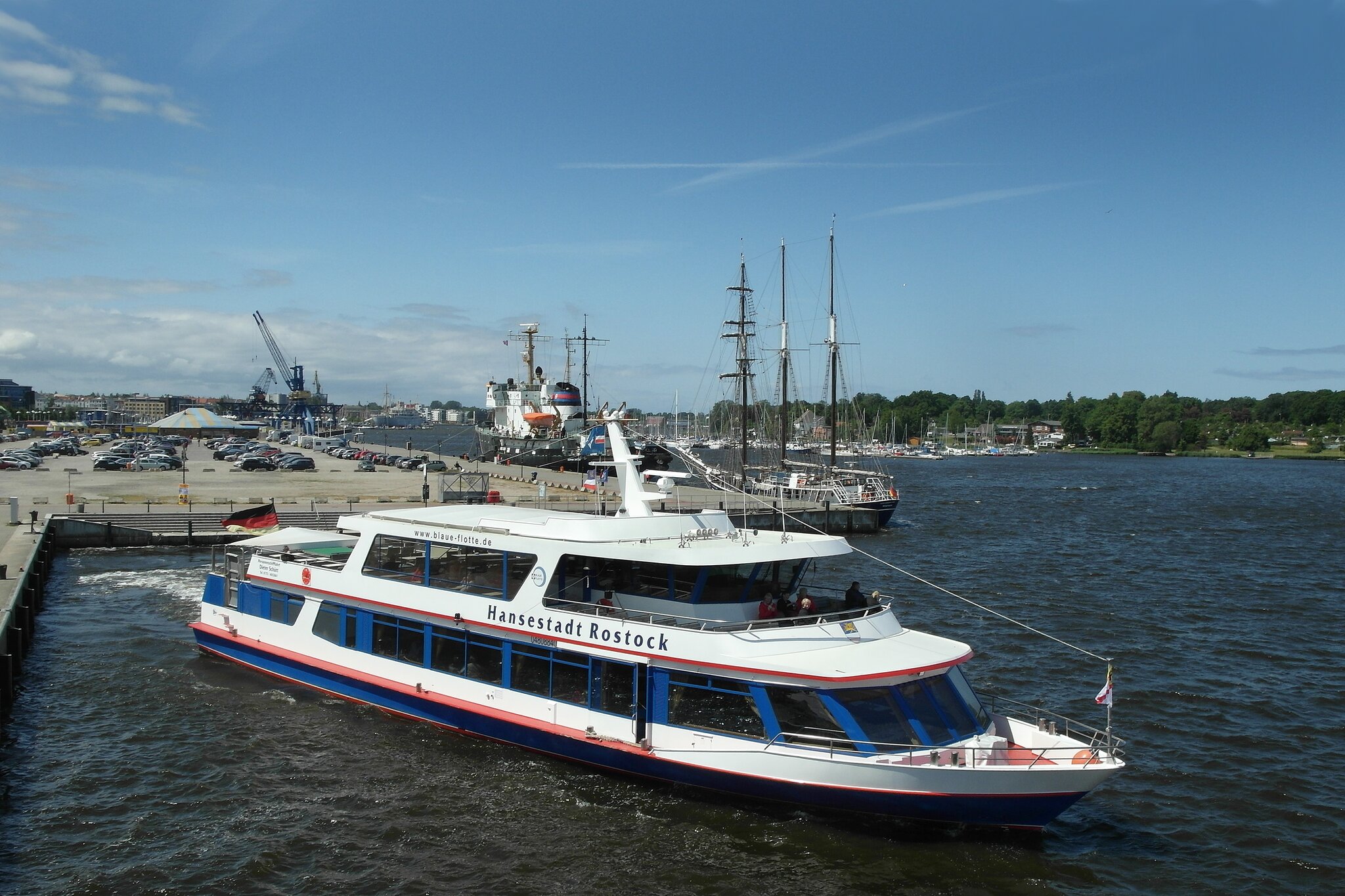 In Rostock: Blauer Himmel, blaues Wasser, Blaue Flotte - Rostock