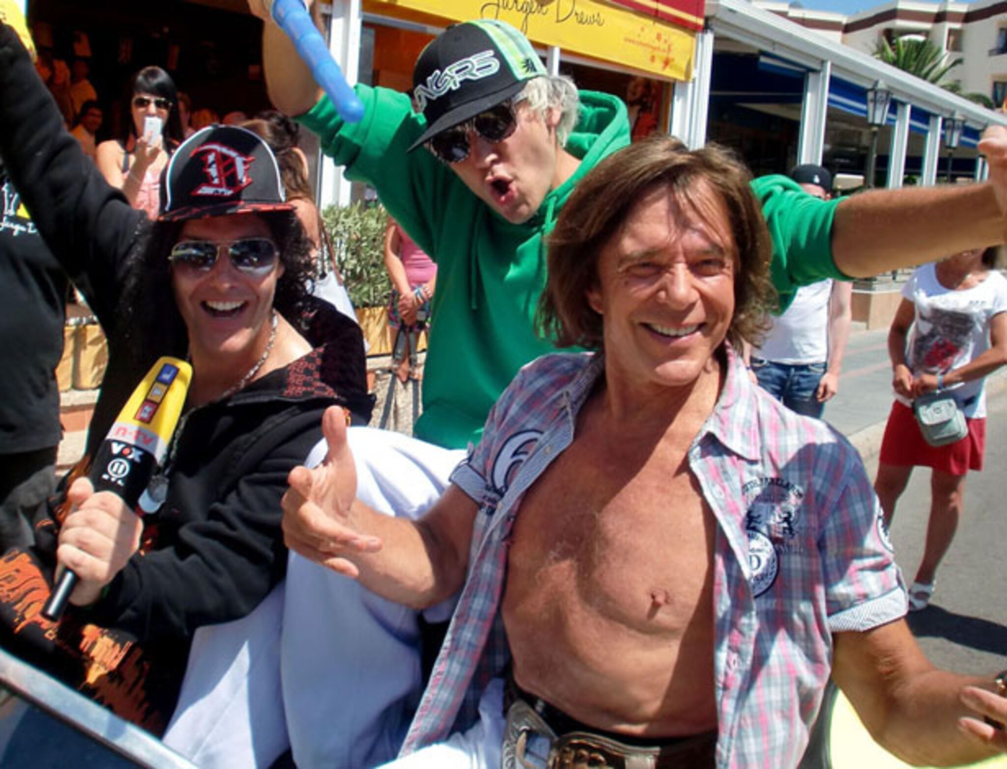 "Punkt 12" -Von Null auf Kultig....."-Reporter über Nacht zum Internet ...