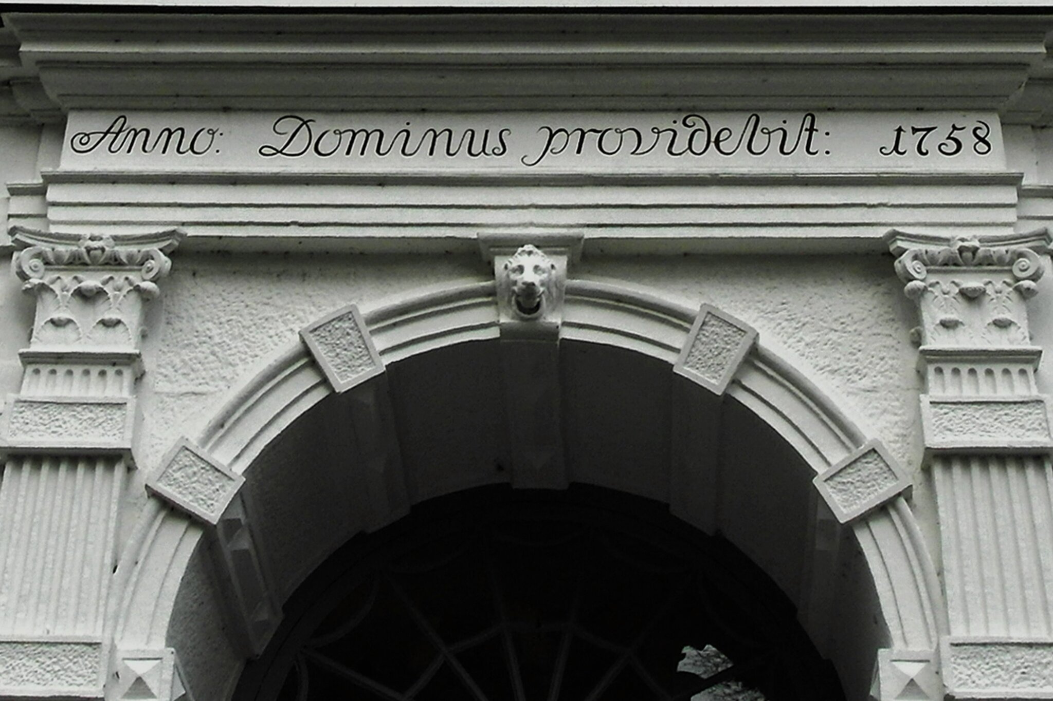 Über der Eingangstür des Buddenbrookhaus in Lübeck: "Dominus providebit ...