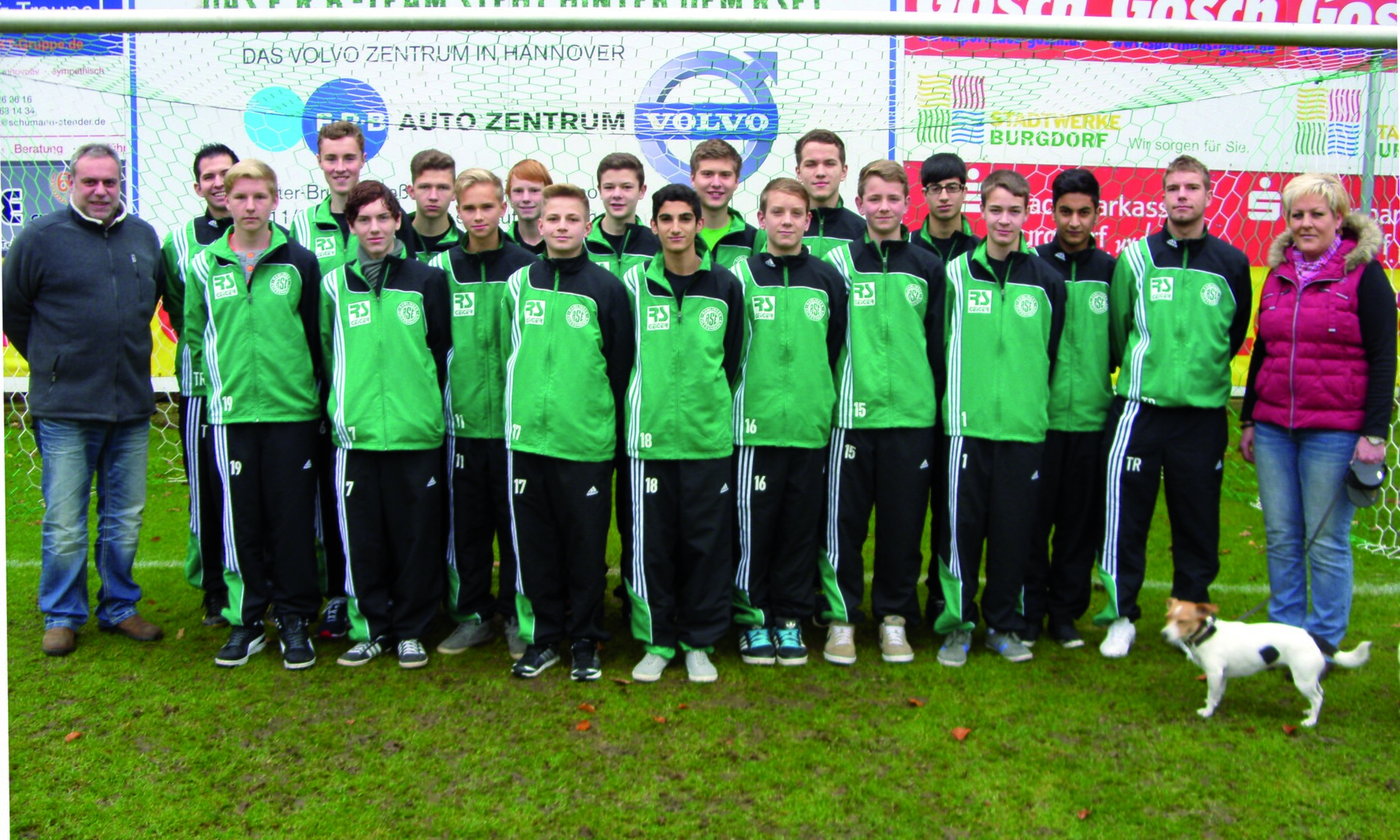 Die B-Juniorenmannschaft des RSE präsentieren ihren neuen ...