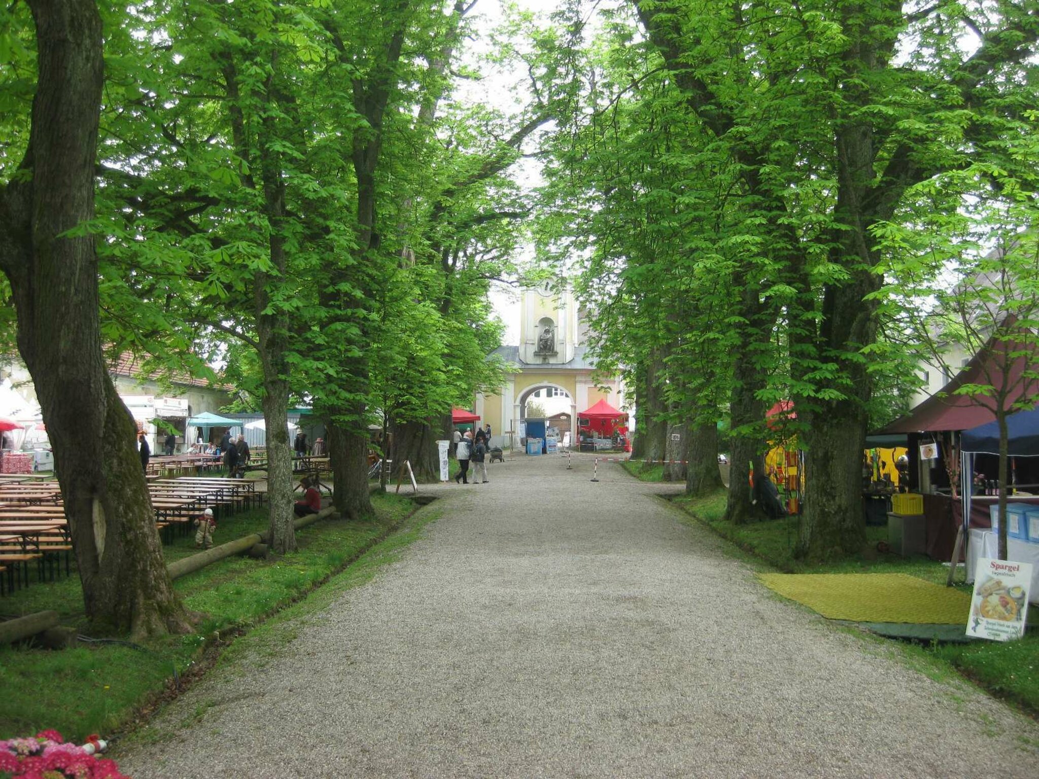 Ein Spaziergang rund um das Wasserschloss in Sandizell - Rain