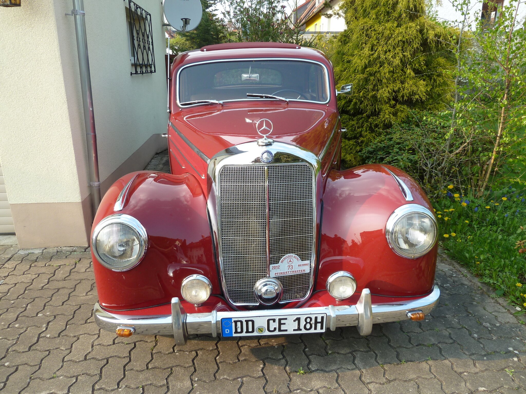 61 Jahre alte weinrote Mercedes-Limousine bereichert Osteroder Oldtimer ...