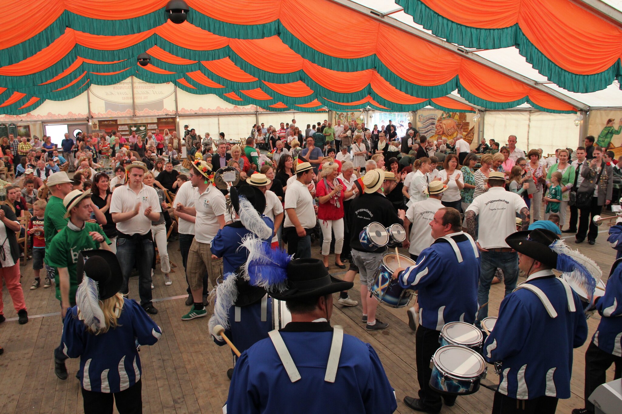 Freies Fanfarenkorps Alt-Laatzen e.V. 1991 beim Schützenfest in Ingeln ...
