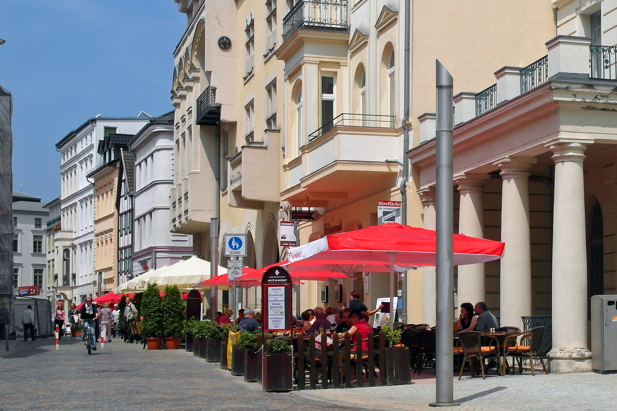 Südländisches Flair in der Schweriner Schlossstraße - Schwerin (MV)