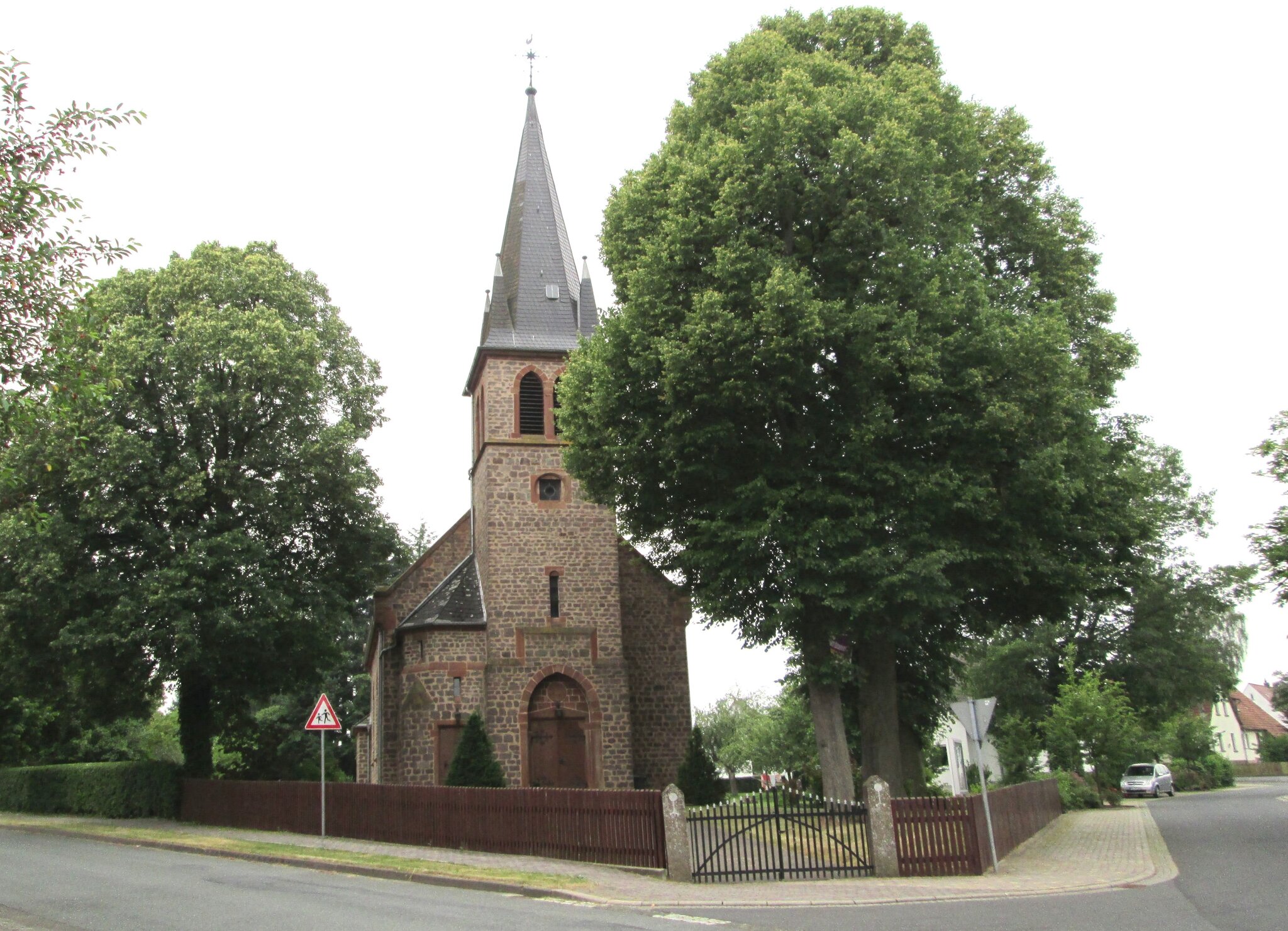 Rund um die Kirche in Ellershausen. - Frankenau
