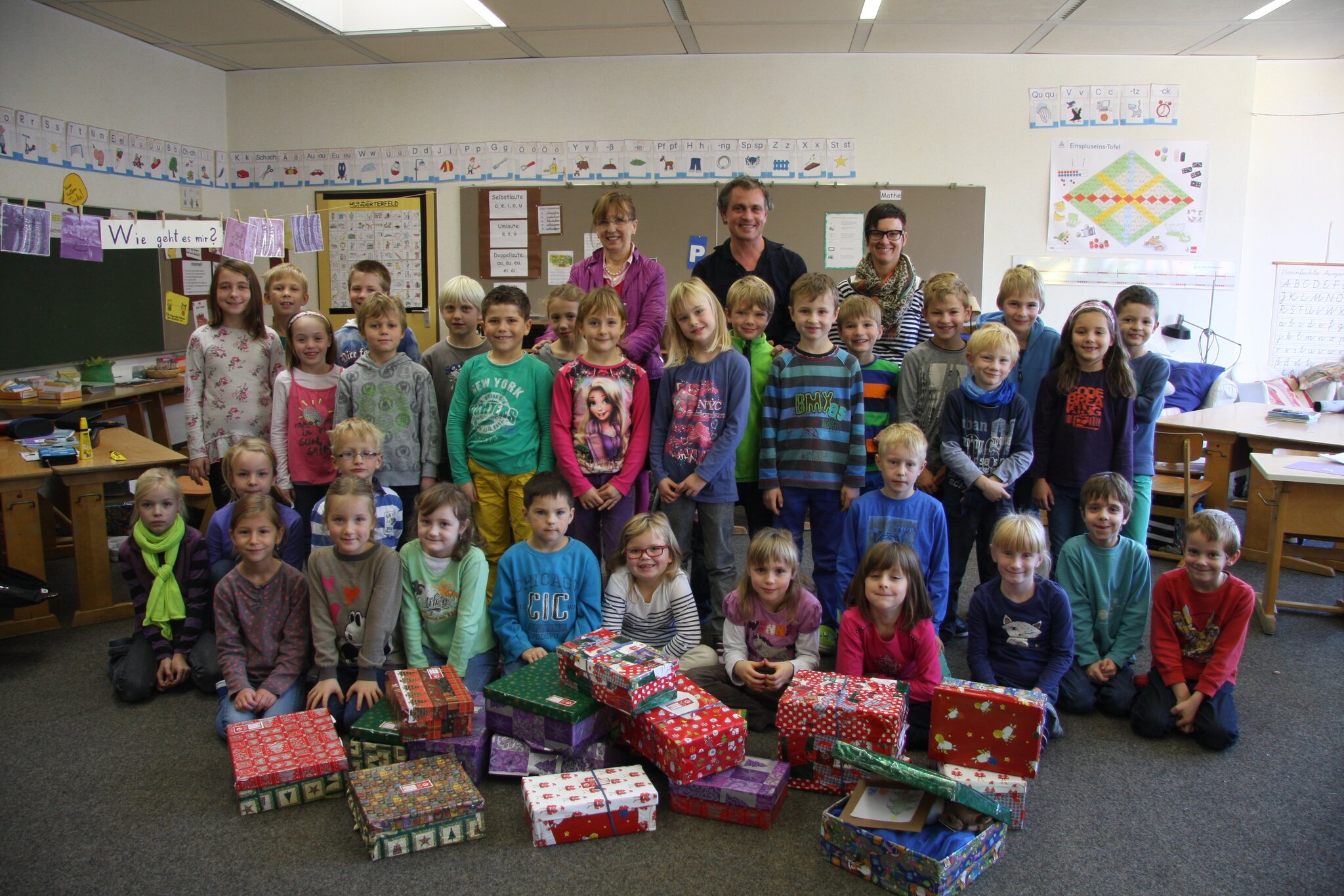 "Weihnachten im Schuhkarton" Grundschule Thierhaupten packt Päckchen ...