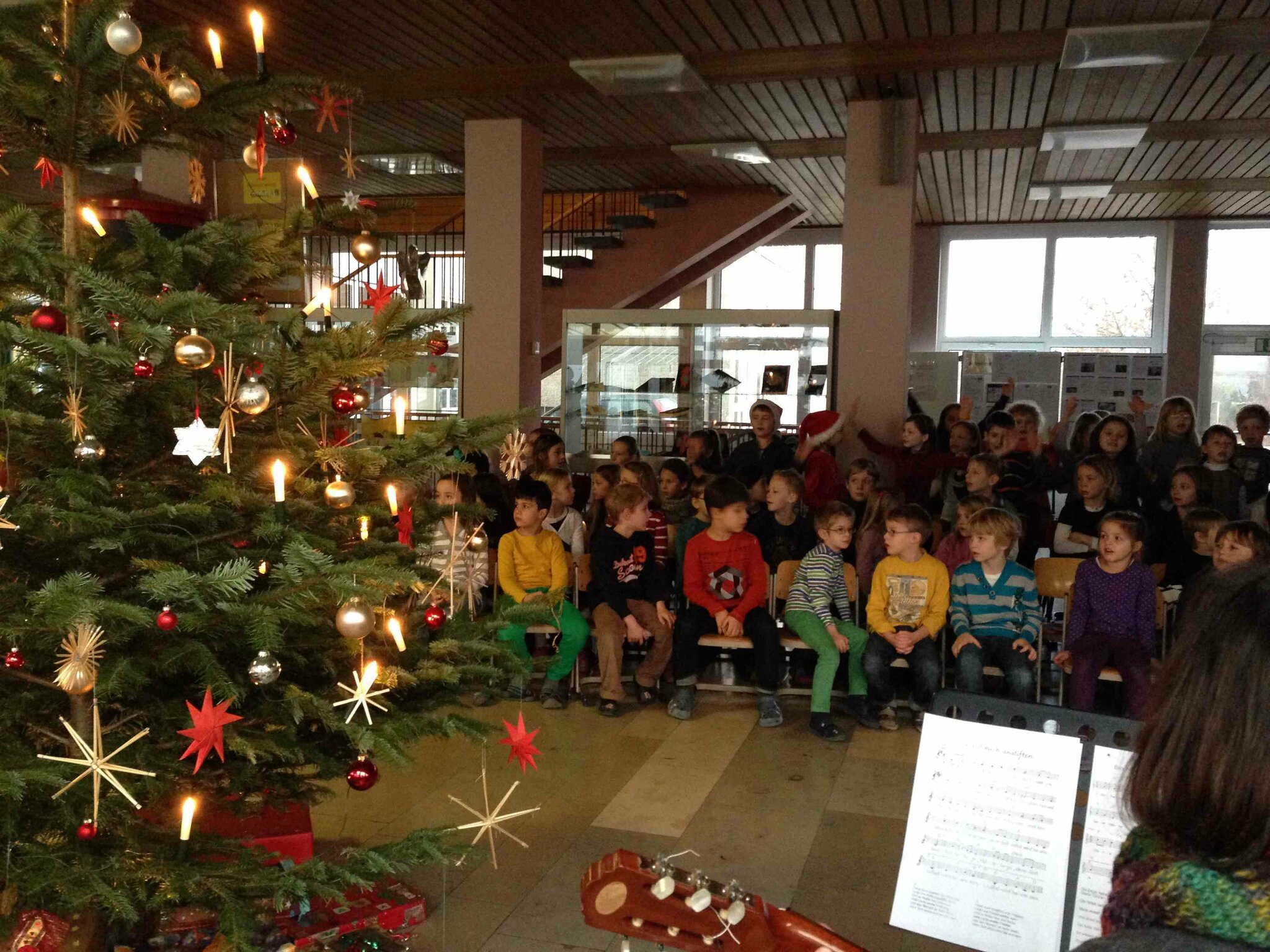 Rückblick auf die Weihnachtsfeier der Grundschule Am Eichenwald Neusäß ...