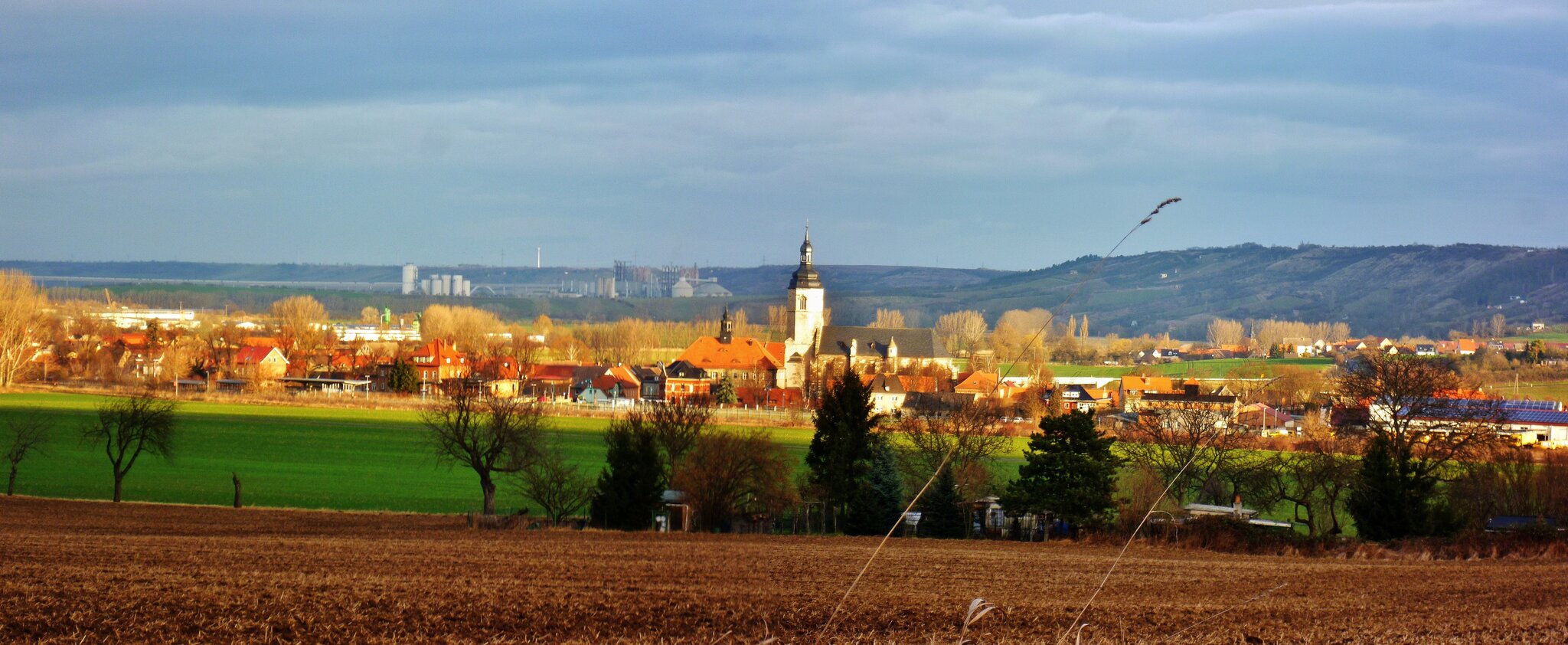 Panorama - und Stadtgeschichte / Laucha in der Morgensonne - mit einer ...