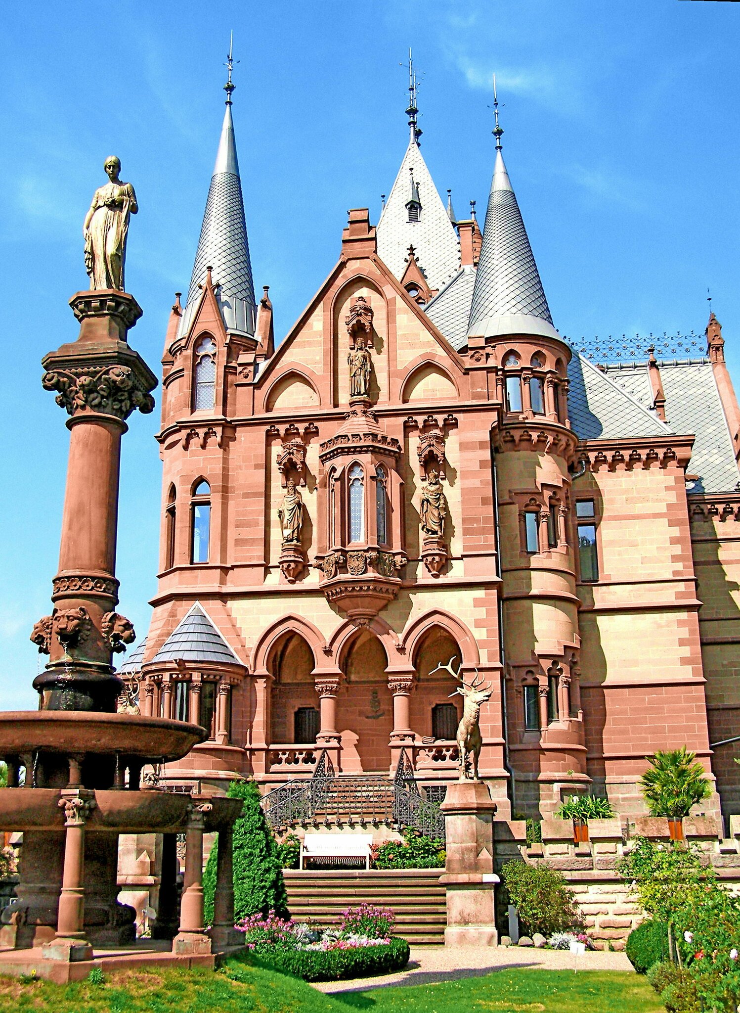 Schloss Drachenburg auf dem Drachenfels, Siebengebirge am Rhein bei ...