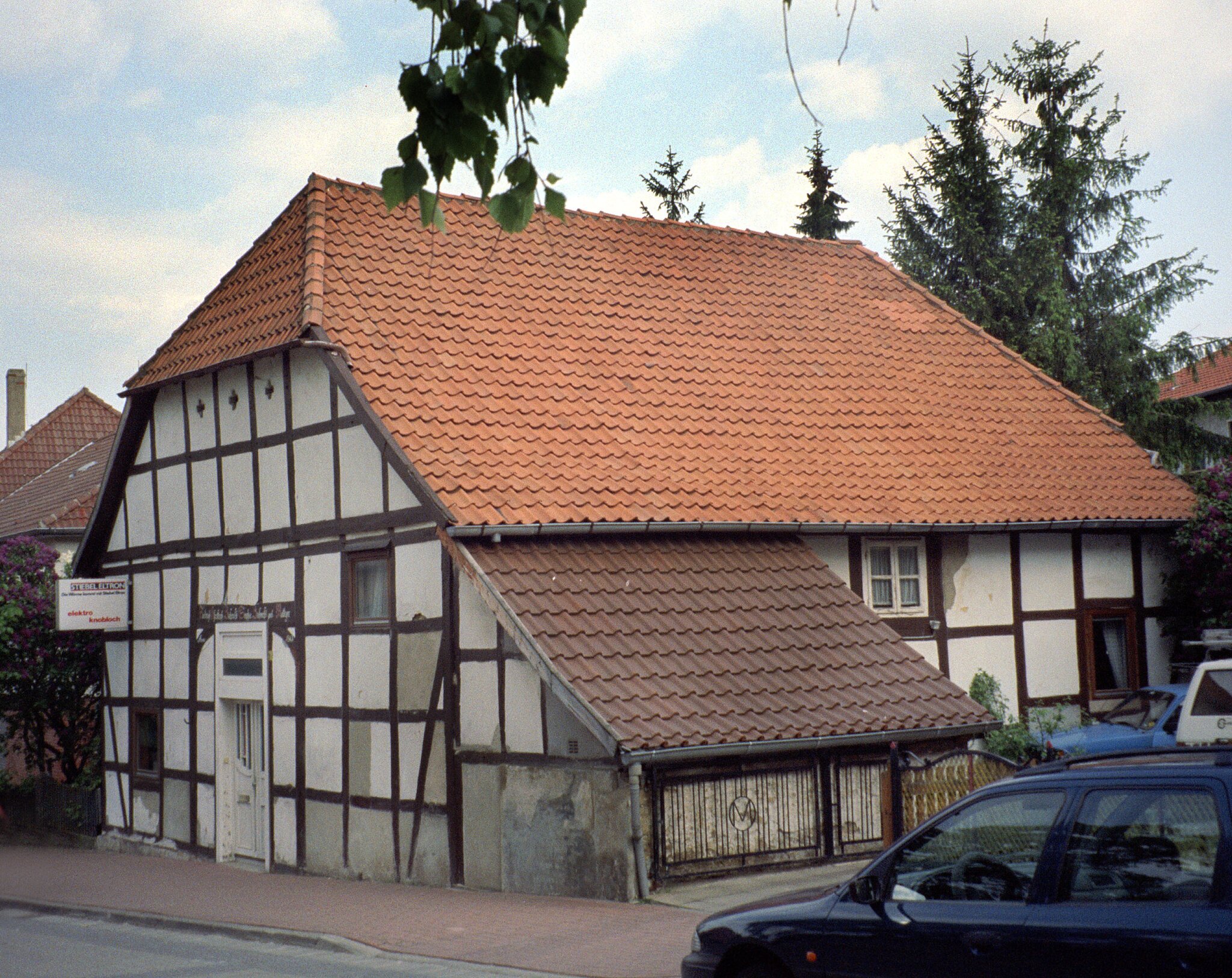Kulturdenkmale in Ronnenberg: Hinter dem Dorfe steht ein altes ...