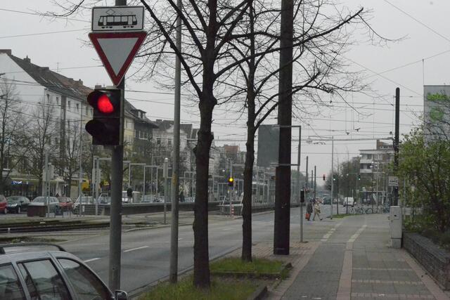 Stadt lehnt Fußgängersignal ab und baut sich seine eigenen Ampeln ...